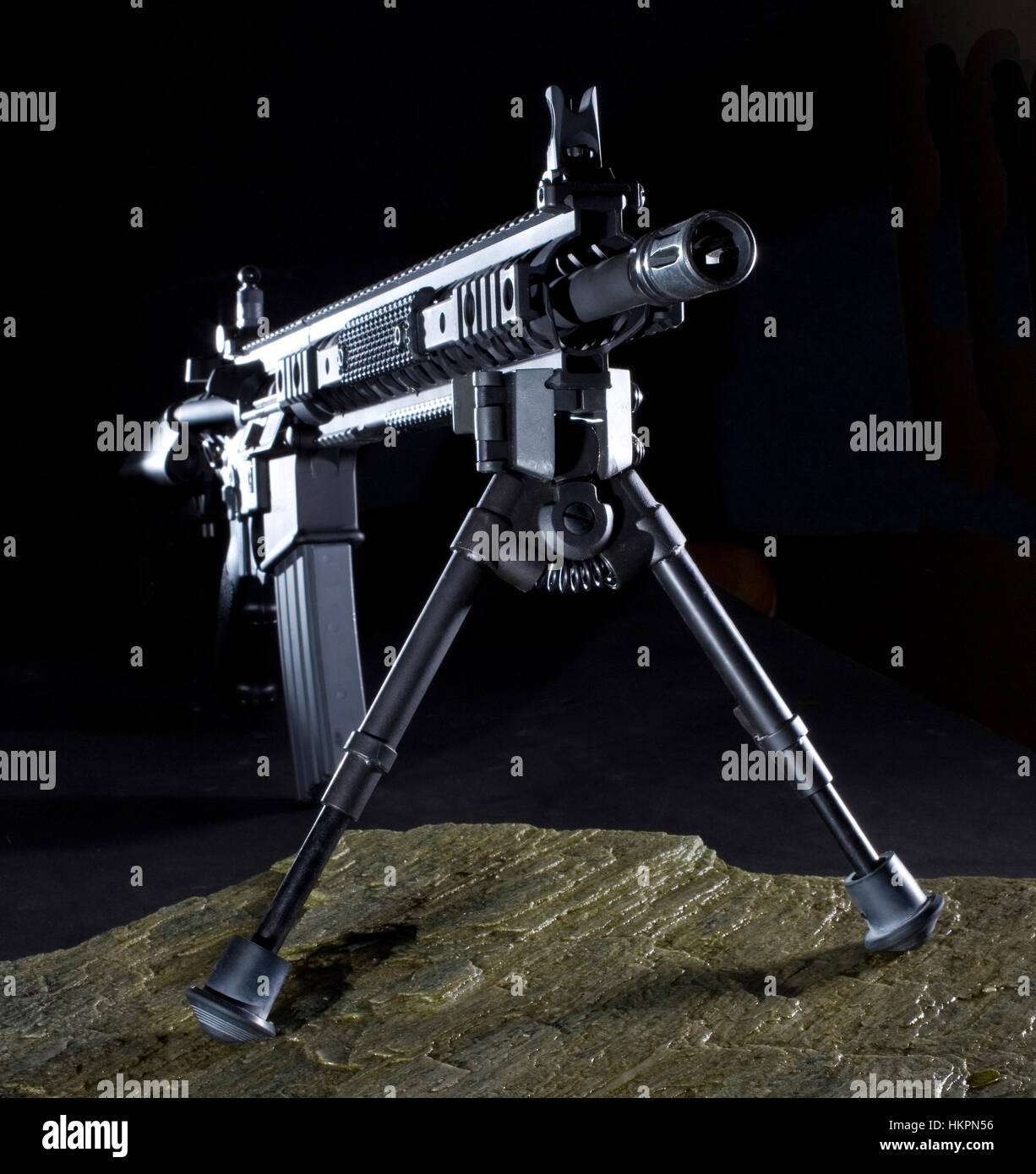 Moderne Sturmgewehr mit einem Zweibein, das im Dunkeln eingerichtet ist ...