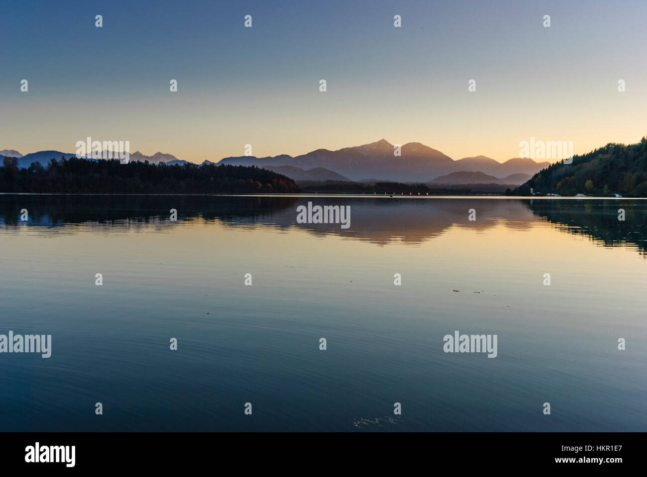 Völkermarkt: Völkermarkter Stausee vom Fluss Drau hinter den Bergen der ...