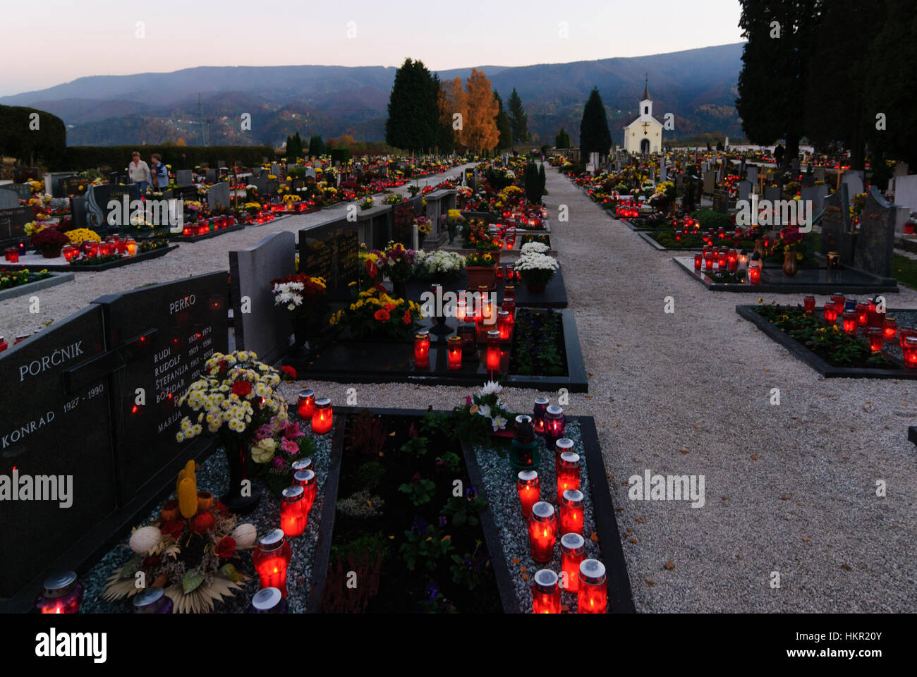 Friedhof mit grablichtern bei a -Fotos und -Bildmaterial in hoher ...