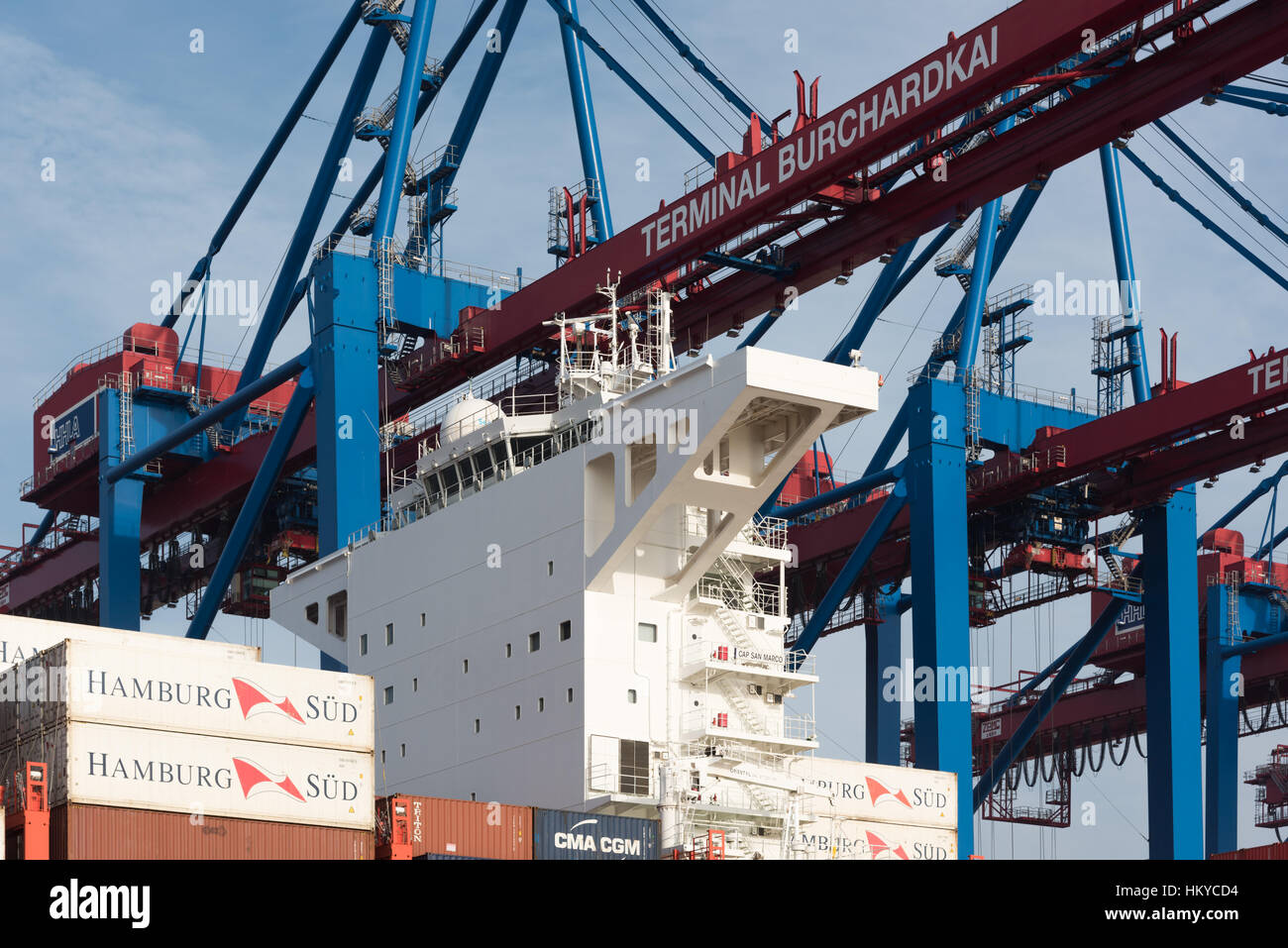 Hamburg, Deutschland - 1. November 2015: Die riesigen Containerbrücken ...