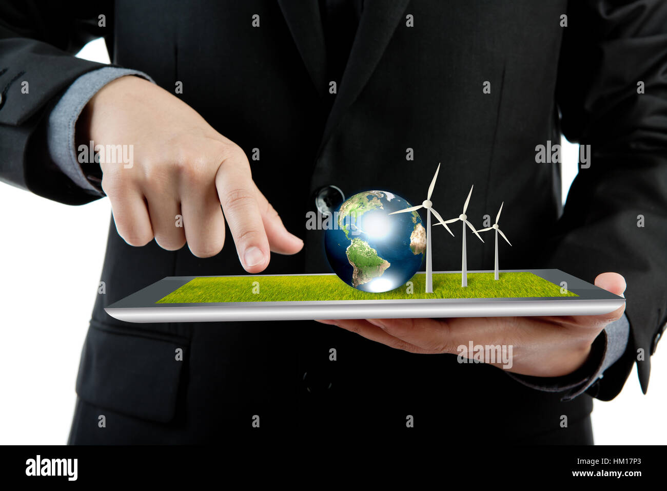 Business-Mann hält die moderne digitale Tablet-pc mit Windkraftanlage ...