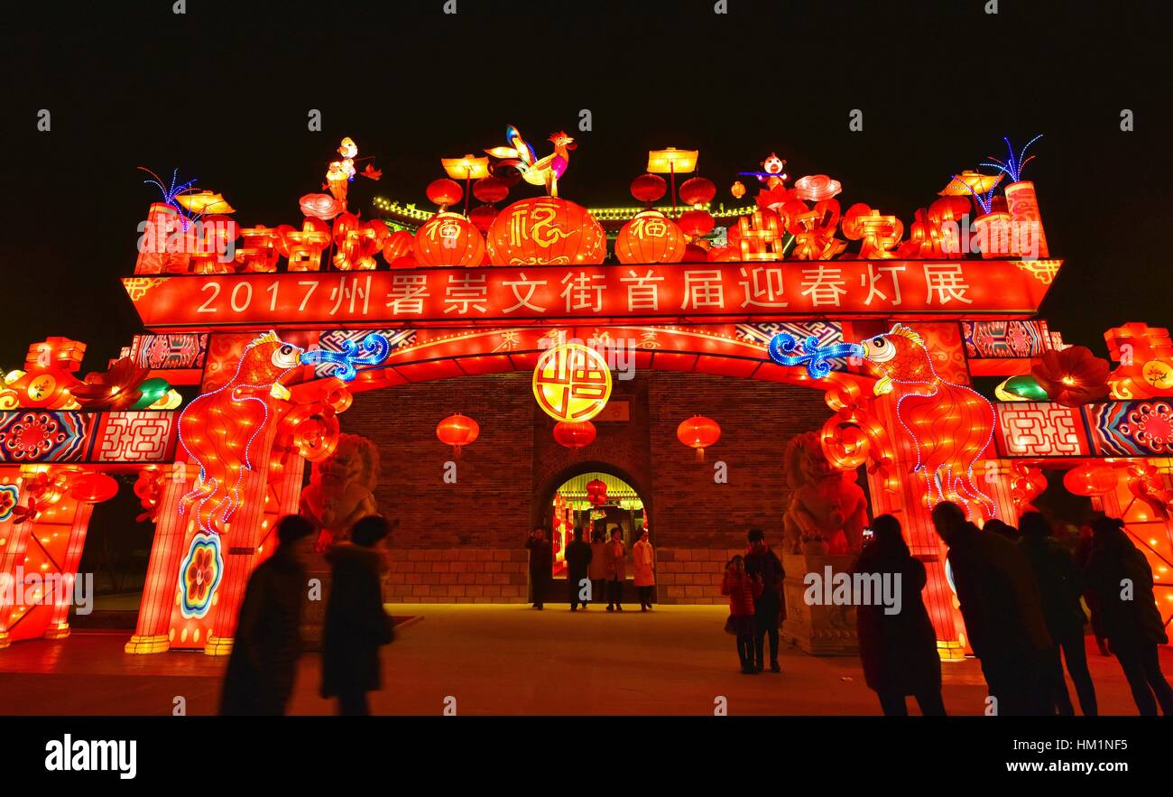 Dingzhou, China. 1. Februar 2017. Touristen besuchen eine Laterne ...