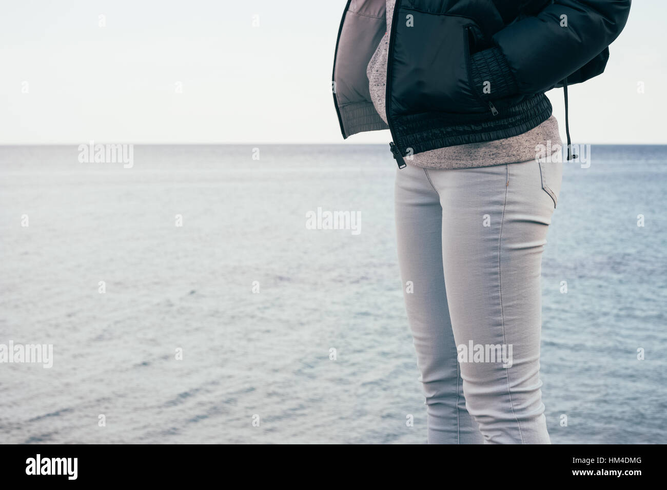 Mädchen jacke jeans meer -Fotos und -Bildmaterial in hoher Auflösung ...