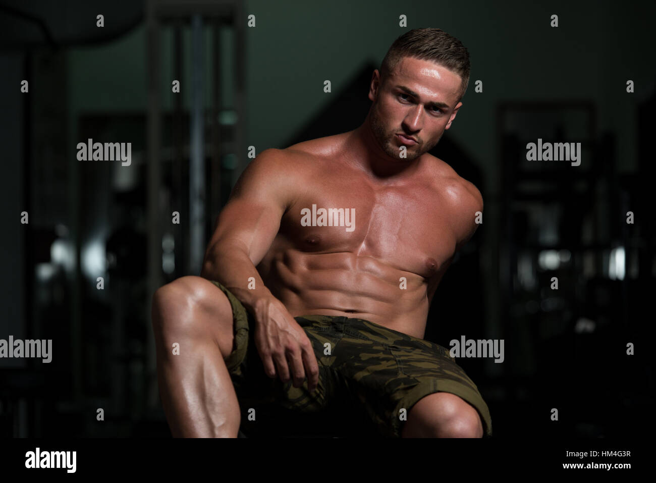 Muskulöse männer -Fotos und -Bildmaterial in hoher Auflösung – Alamy