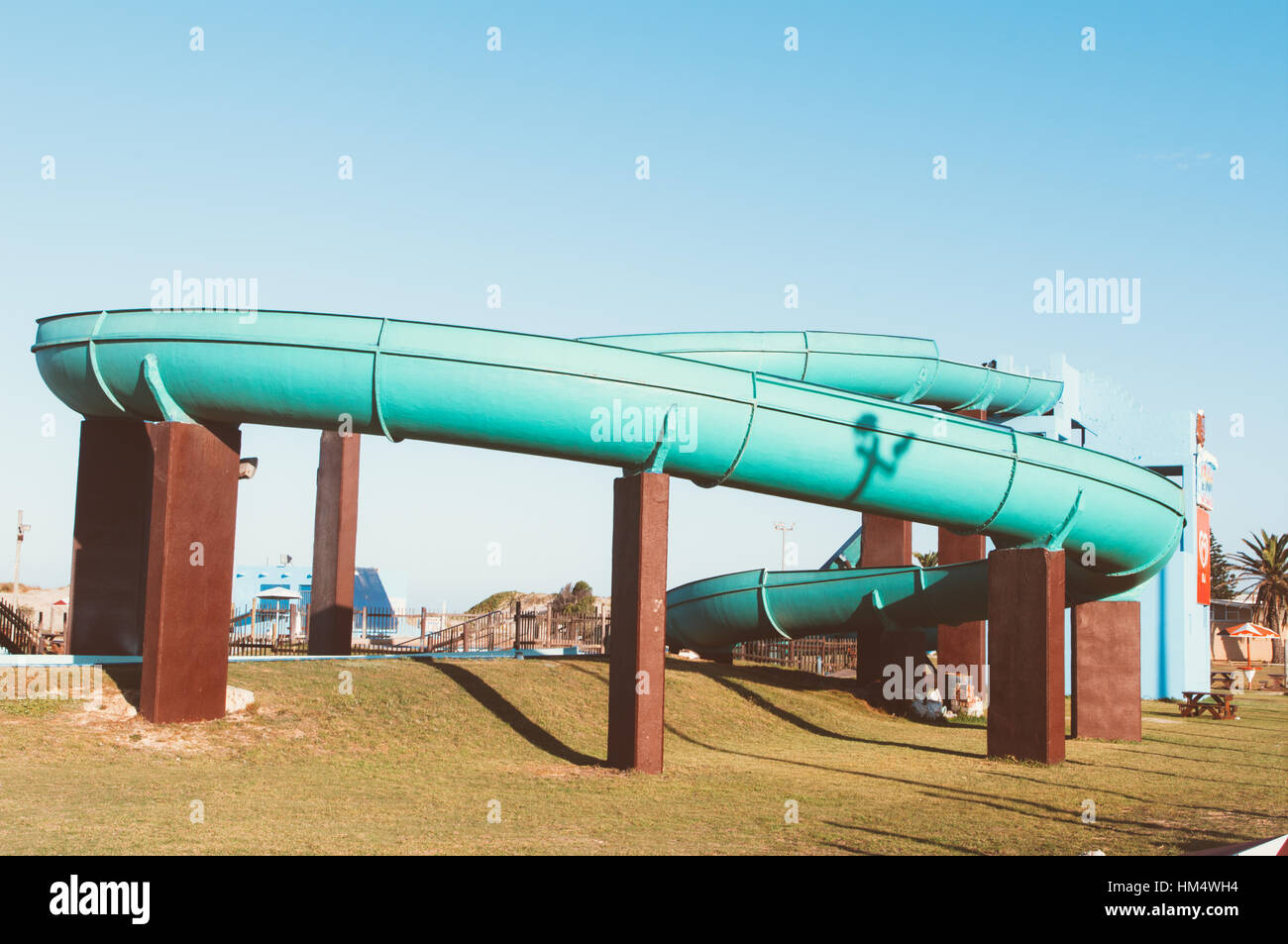 Grün-bunte Spirale der Wasserrutsche in ein öffentliches Schwimmbad in ...