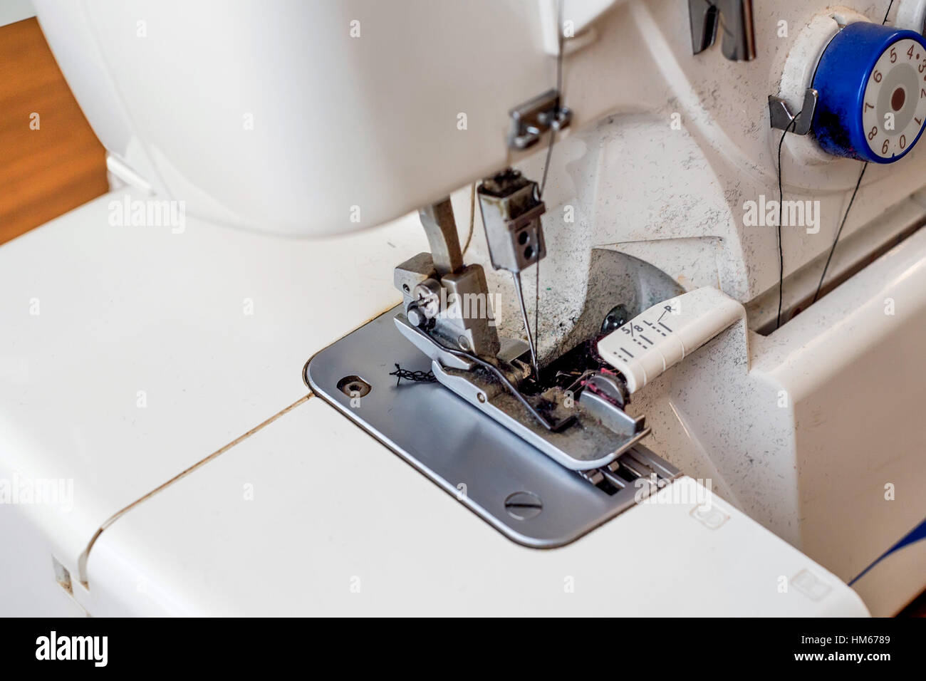 Overlocker sewing machine -Fotos und -Bildmaterial in hoher Auflösung ...