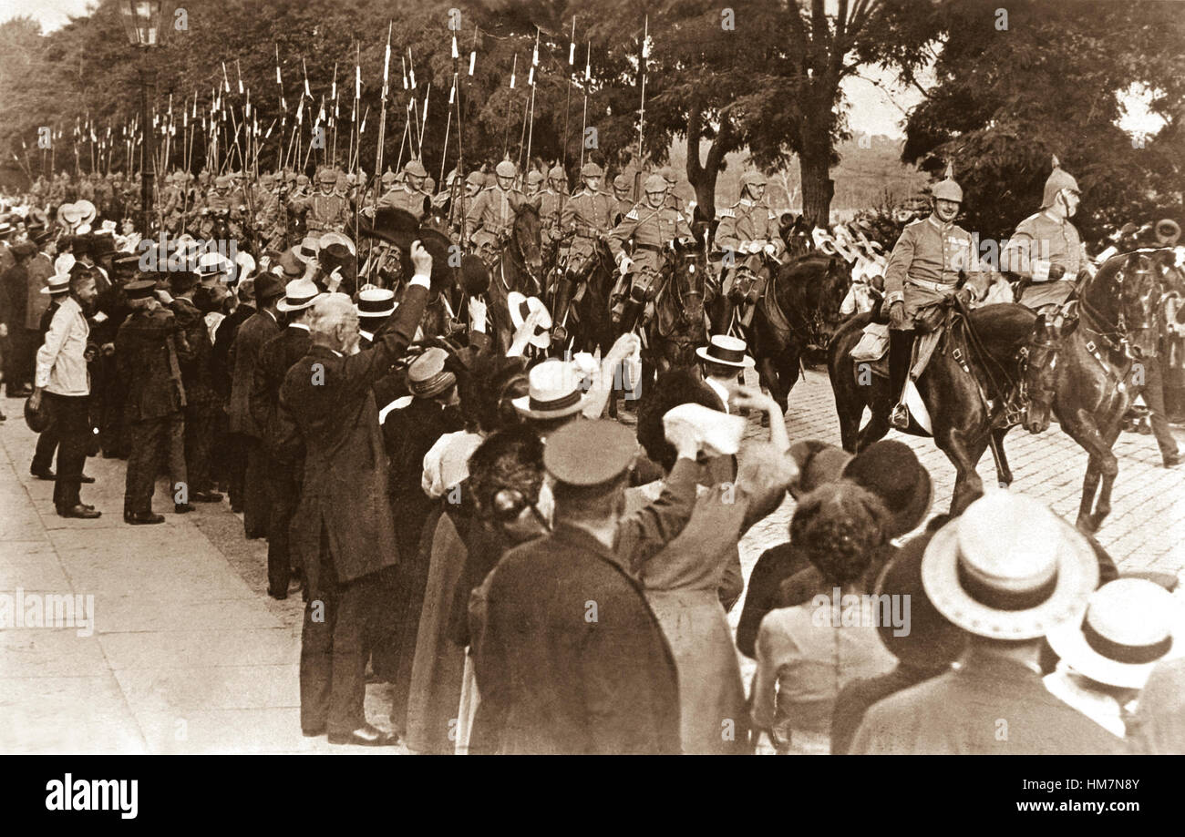 Garde-Kurassier Regiment in Berlin für die Front verlassen. Ca. August ... Garde-Kurassier Regiment in Berlin für die Front verlassen. Ca. August ...