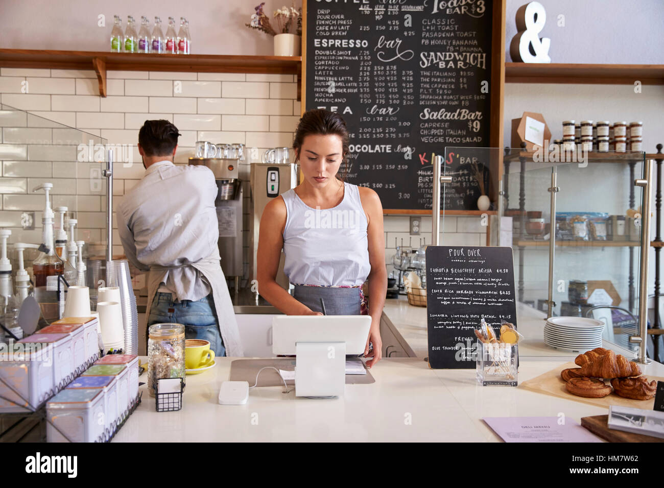 Paar arbeiten hinter der Theke in einem Coffee shop Stockfotografie - Alamy