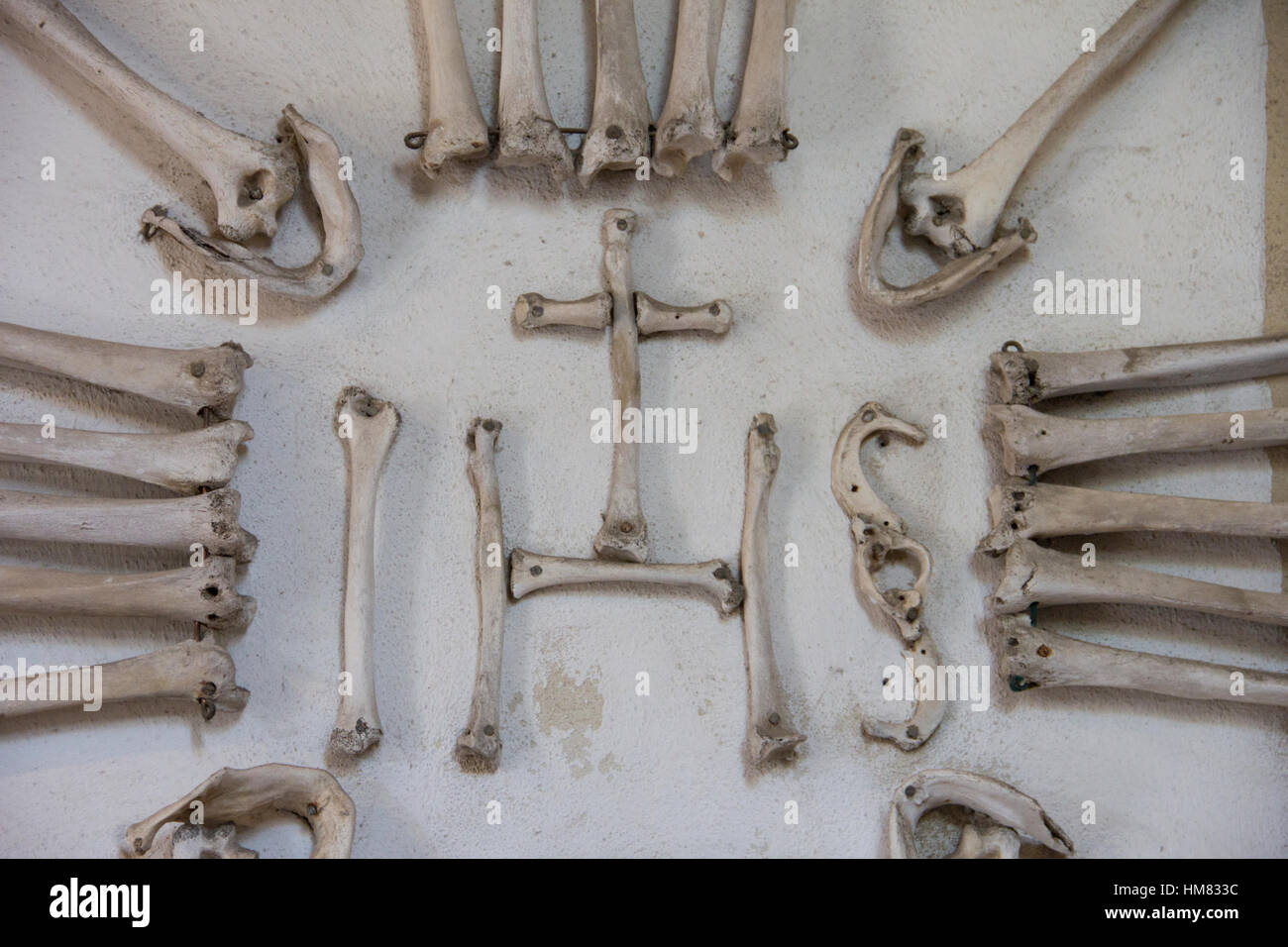 Christogramm, IHS, Dinkel mit Menschenknochen in Sedlec Beinhaus in der ...