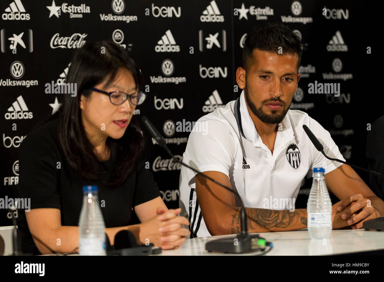 Laien Hoon Chan (L) und Ezequiel Garay (R) in der Präsentation von ...