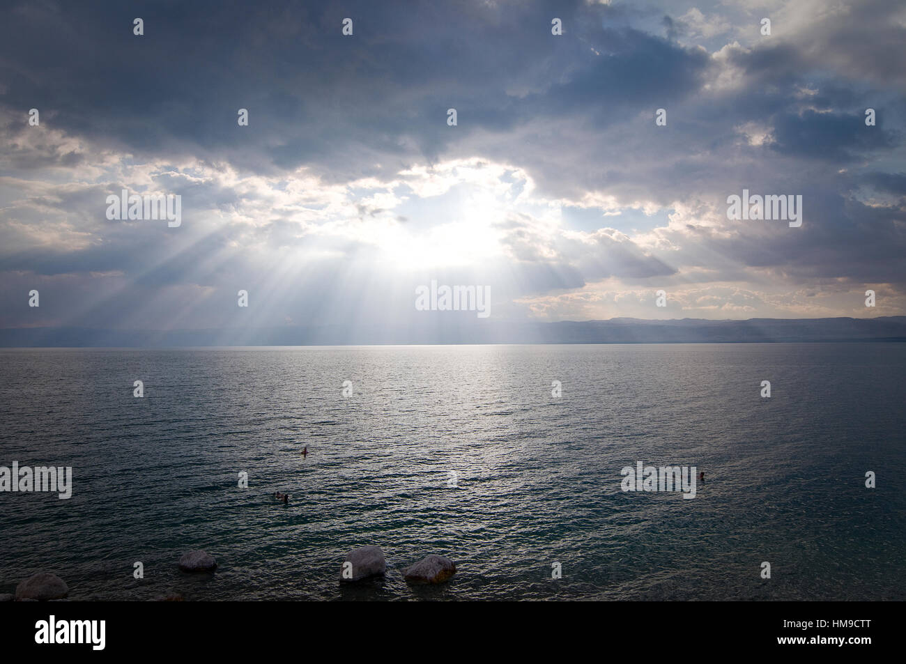 Swimming dead sea -Fotos und -Bildmaterial in hoher Auflösung – Alamy