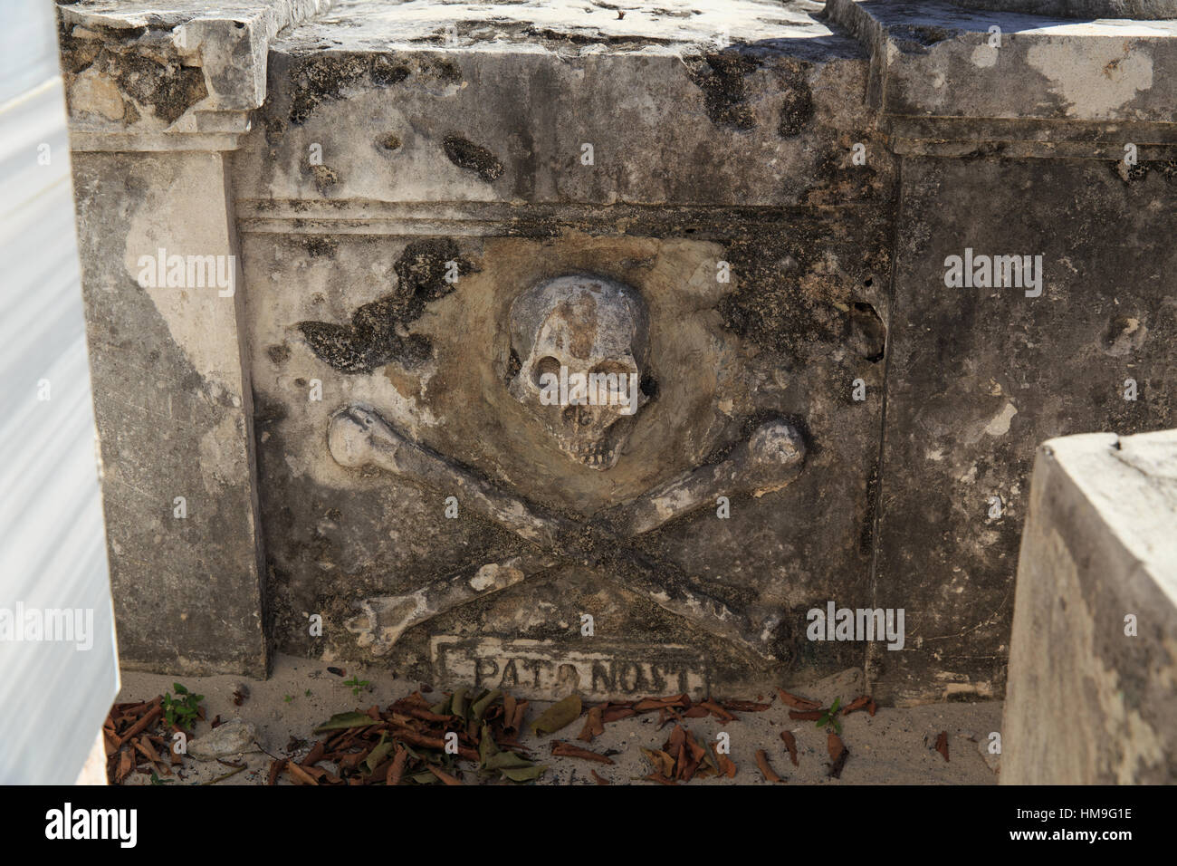 Schädel und gekreuzten Knochen markieren den Grabstein ein sehr alter ...