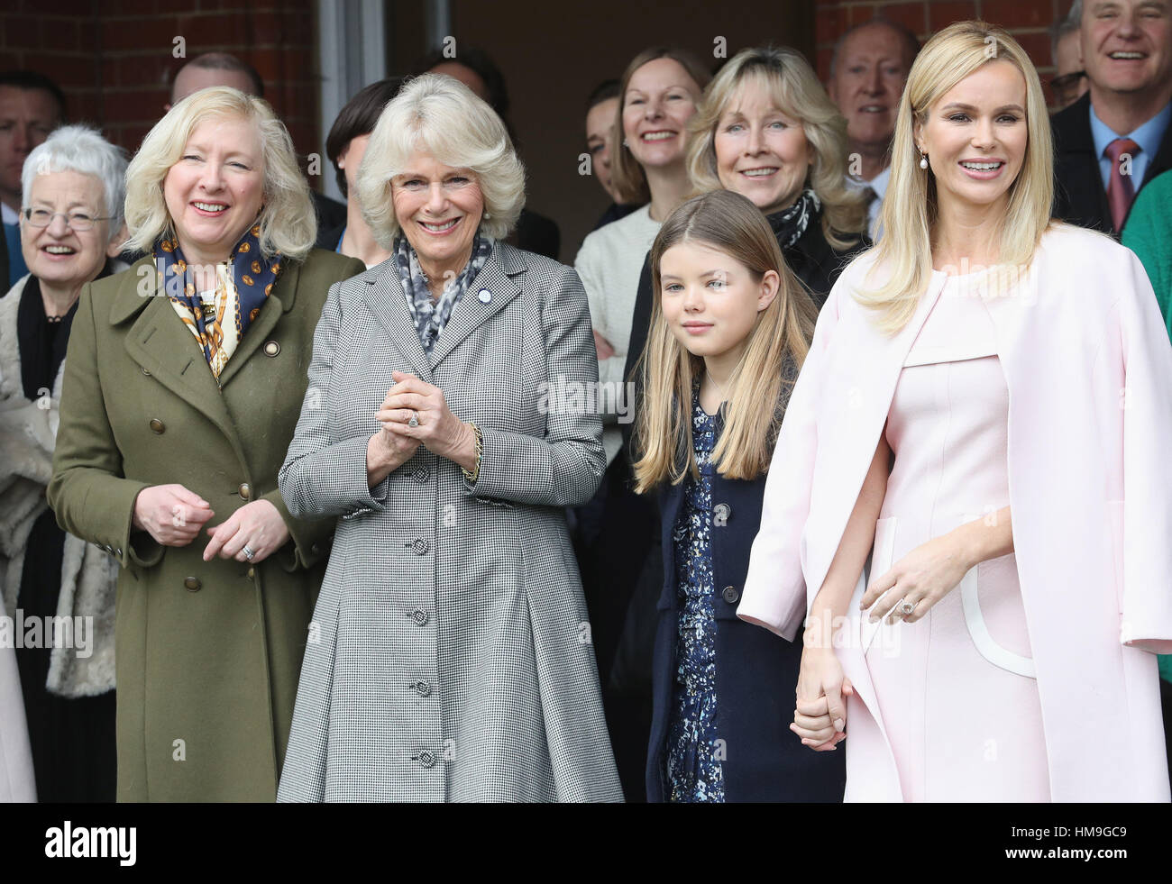 Die Herzogin von Cornwall, Amanda Holden (rechts) mit ihrer Tochter ...