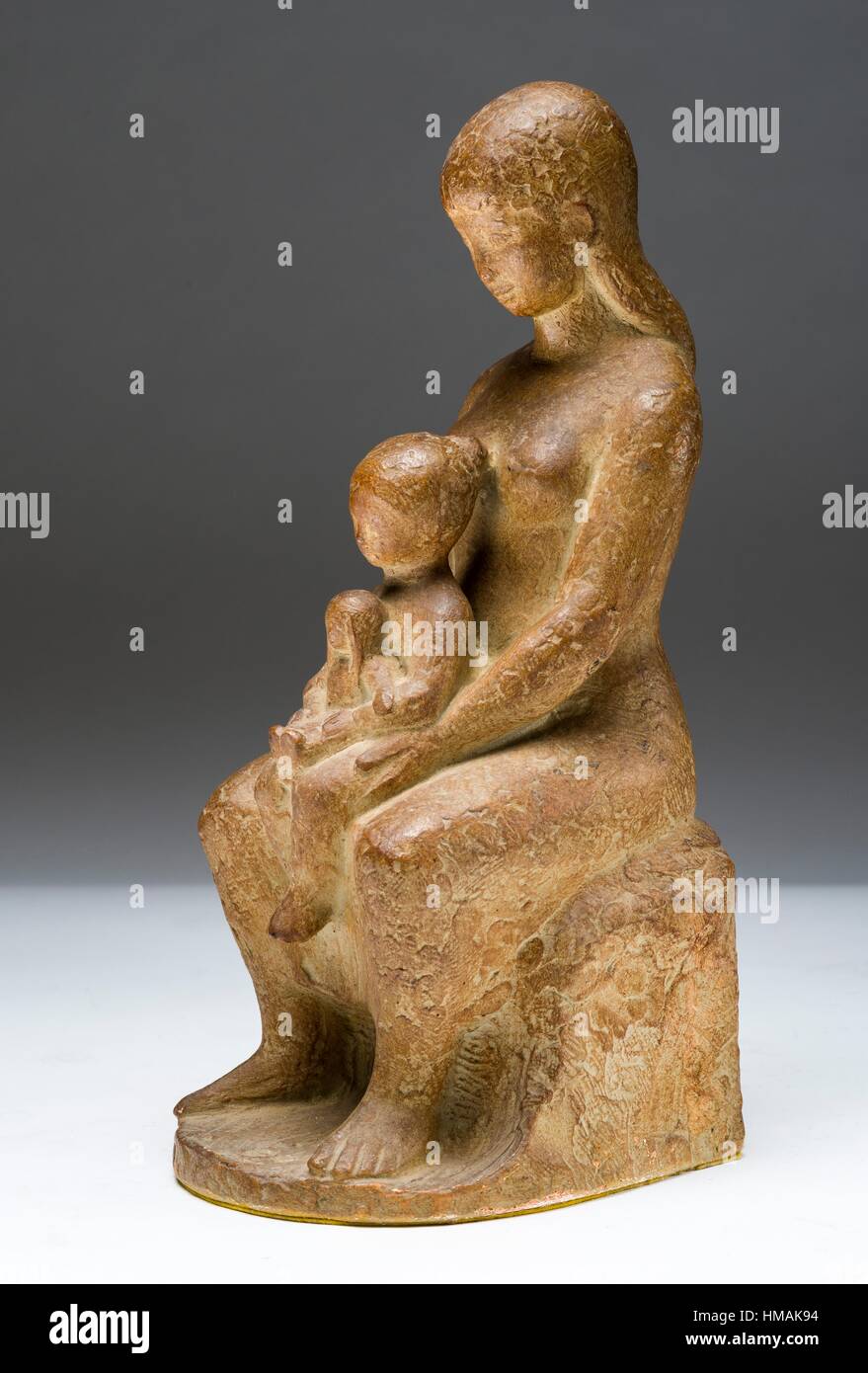 Mutter mit Kind, patiniert Gips Skulptur des französischen Bildhauers Jean Henninger 1963 ...