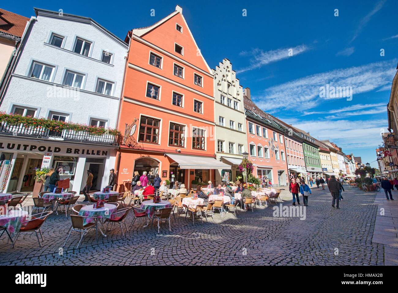 Bunte Fassaden und Häuser im Zentrum der Altstadt in Füssen ...