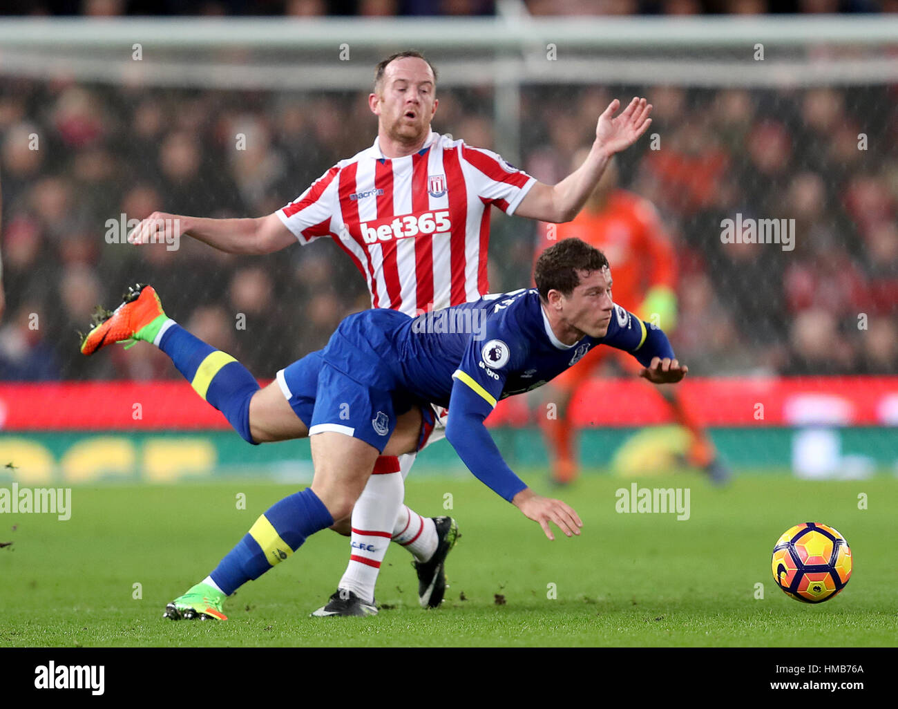 Stoke City Charlie Adam (zurück) und Everton Ross Barkley Kampf um den ...