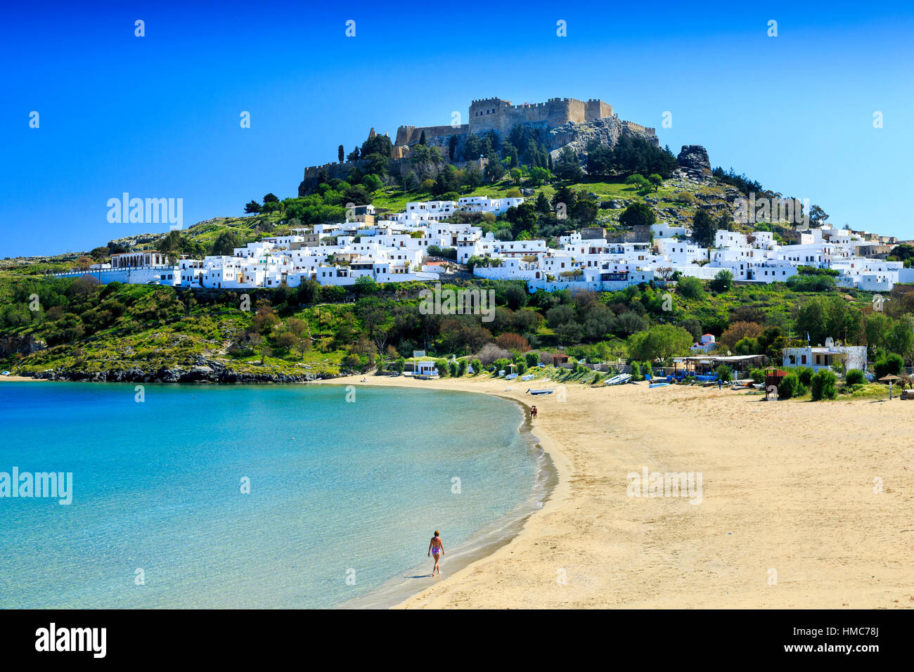 Blick auf Altstadt Lindos, Strand und Akropolis, Rhodos, Griechenland ...