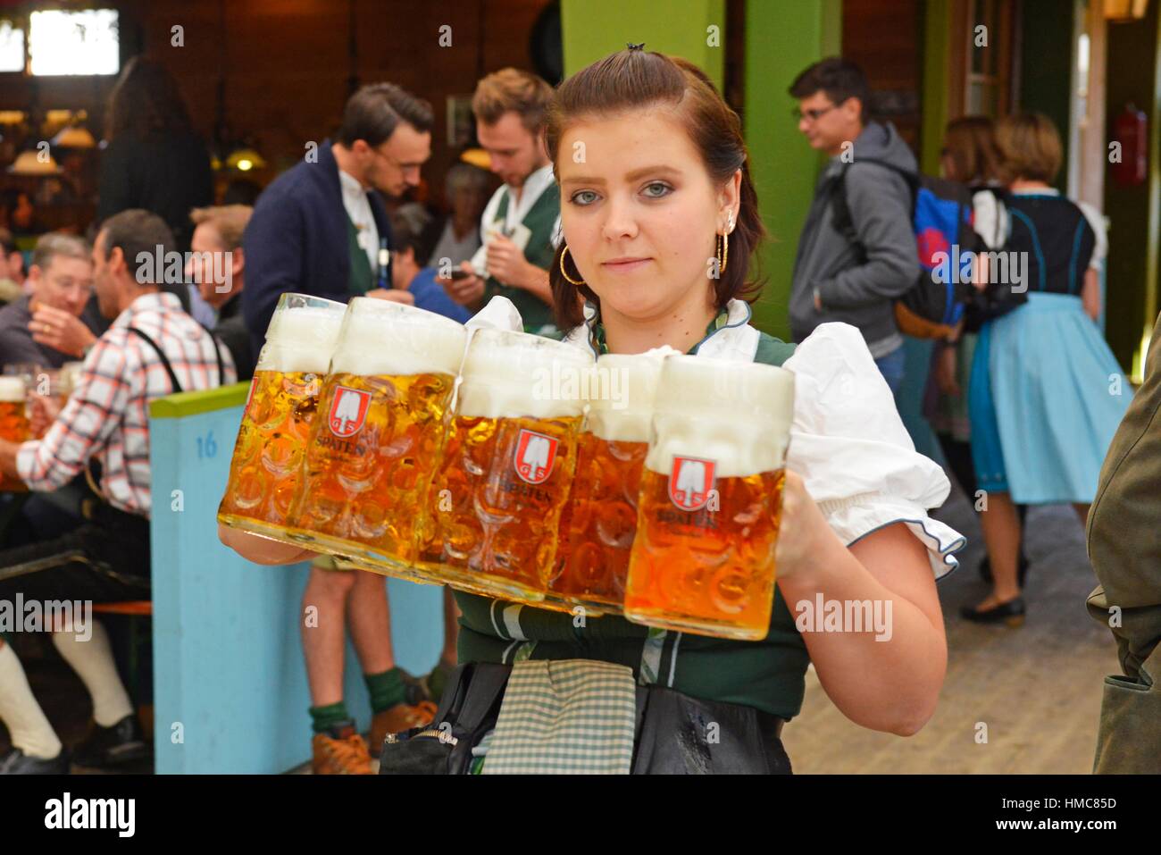 Kellnerin mit Massen von Bier auf dem Oktoberfest in München Stockfoto ...