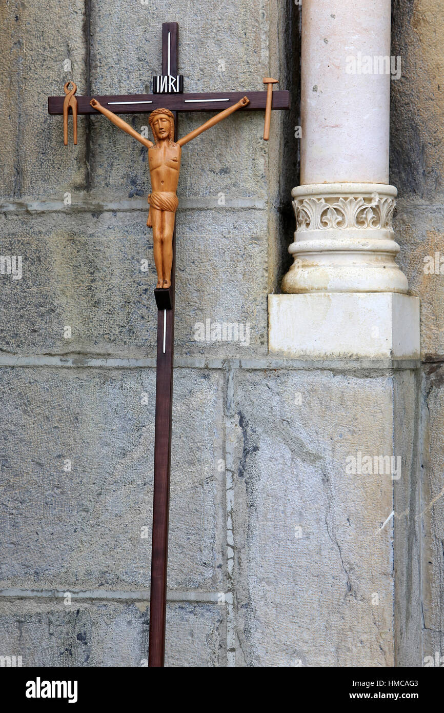 Jesus Christus am Kreuz mit einer Zange und Hammer Stockfotografie - Alamy