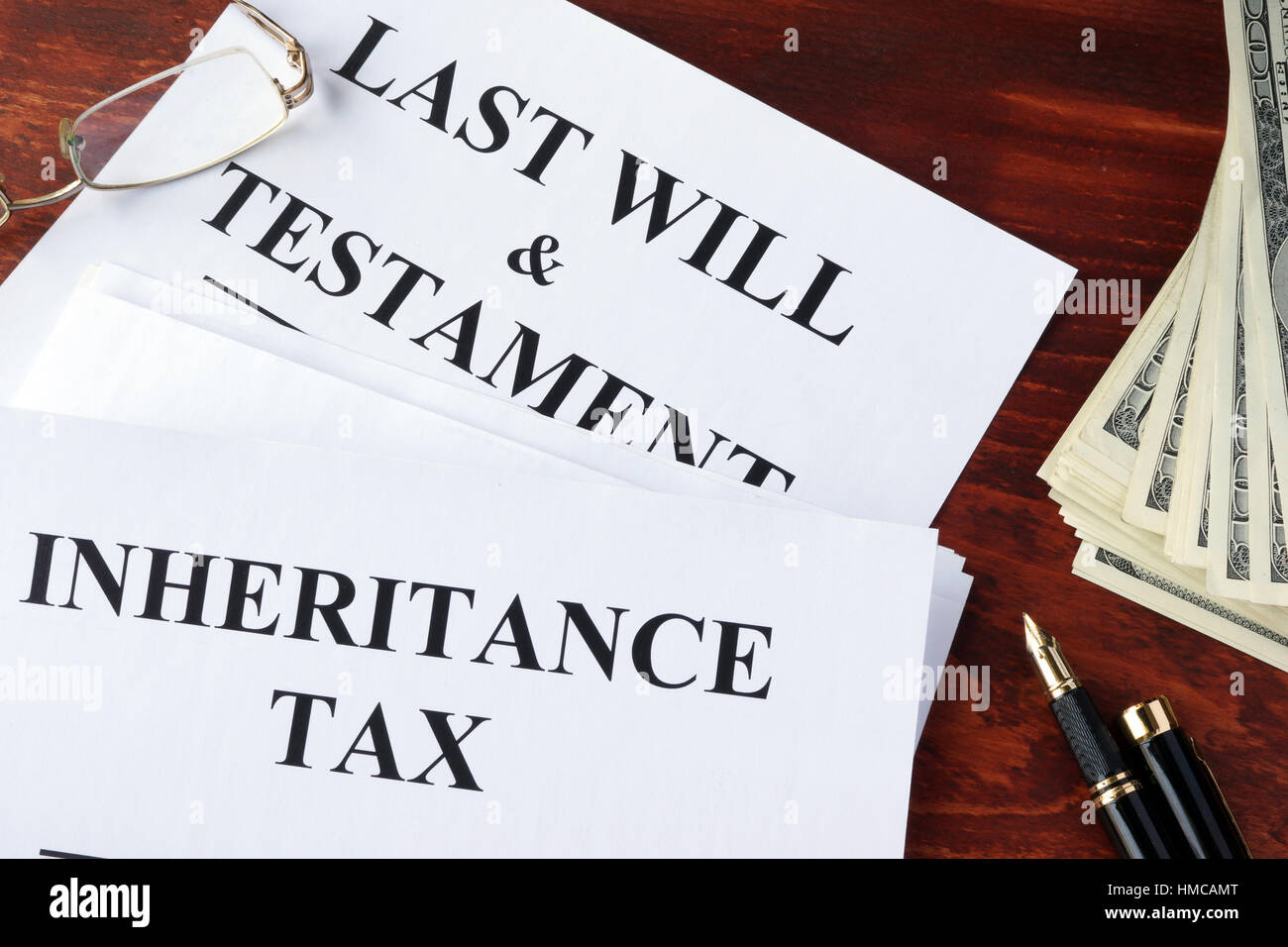 Erbschaftssteuer-Formular auf einen Tisch und Bargeld Stockfotografie ...