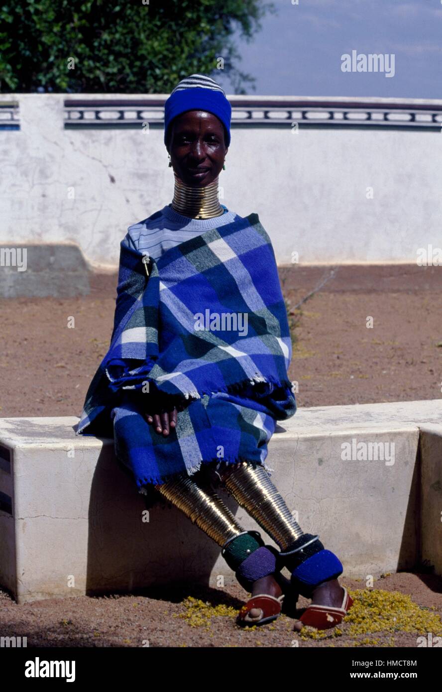 Ndebele Trägerin Idzilla, Bronze oder Kupfer Hals und Bein Ringe, Südafrika Stockfotografie - Alamy