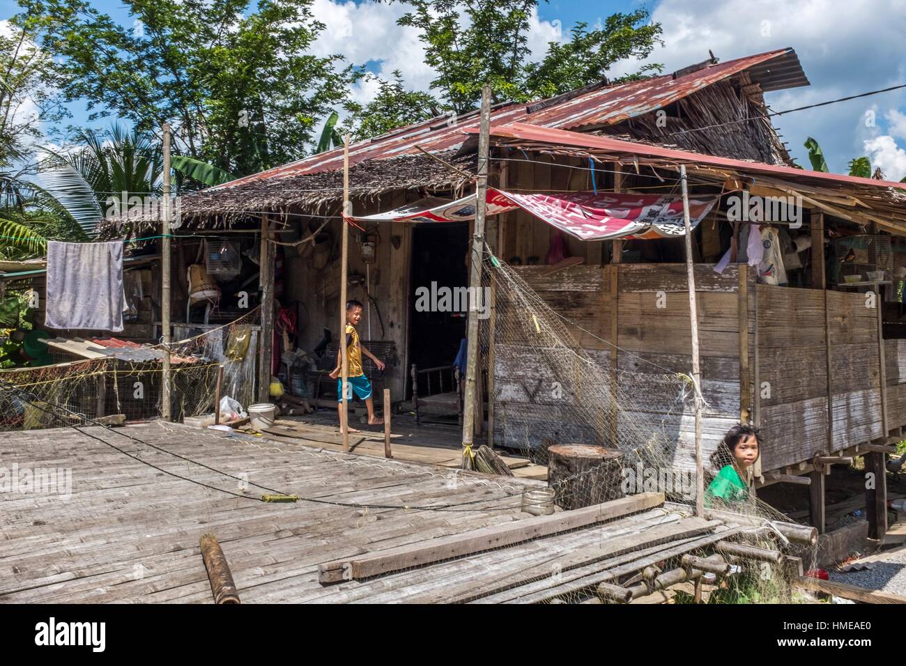 A land Dayak (Bidayuh) Holzhaus in Kampong Gumbang, Bau, Sarawak ...
