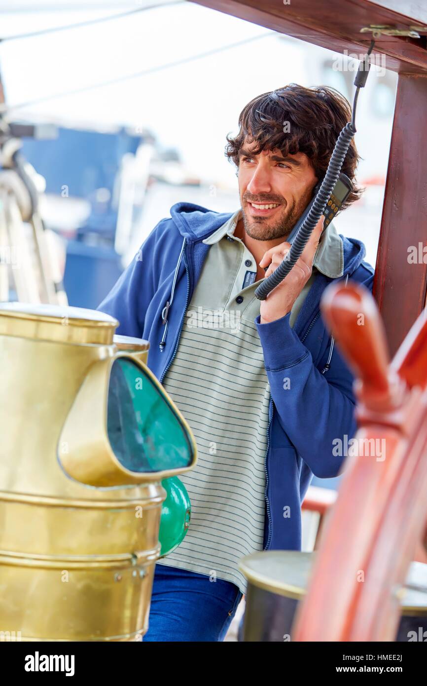 Seemann an der Spitze eines Segelbootes Galeone. Baskisches Land ...