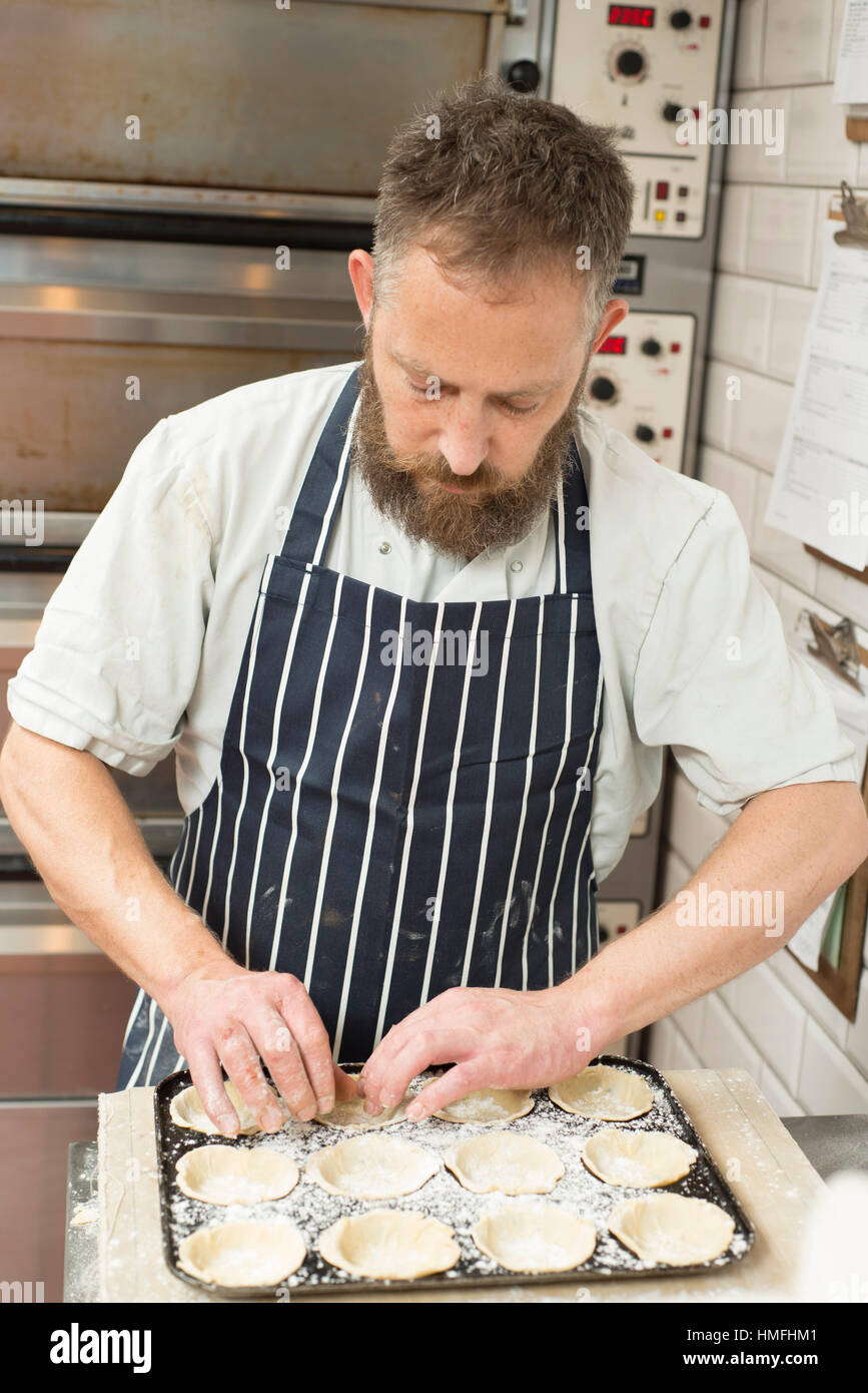 Ein professioneller Koch bereitet und Köche Laibe Brot- und Backwaren ...