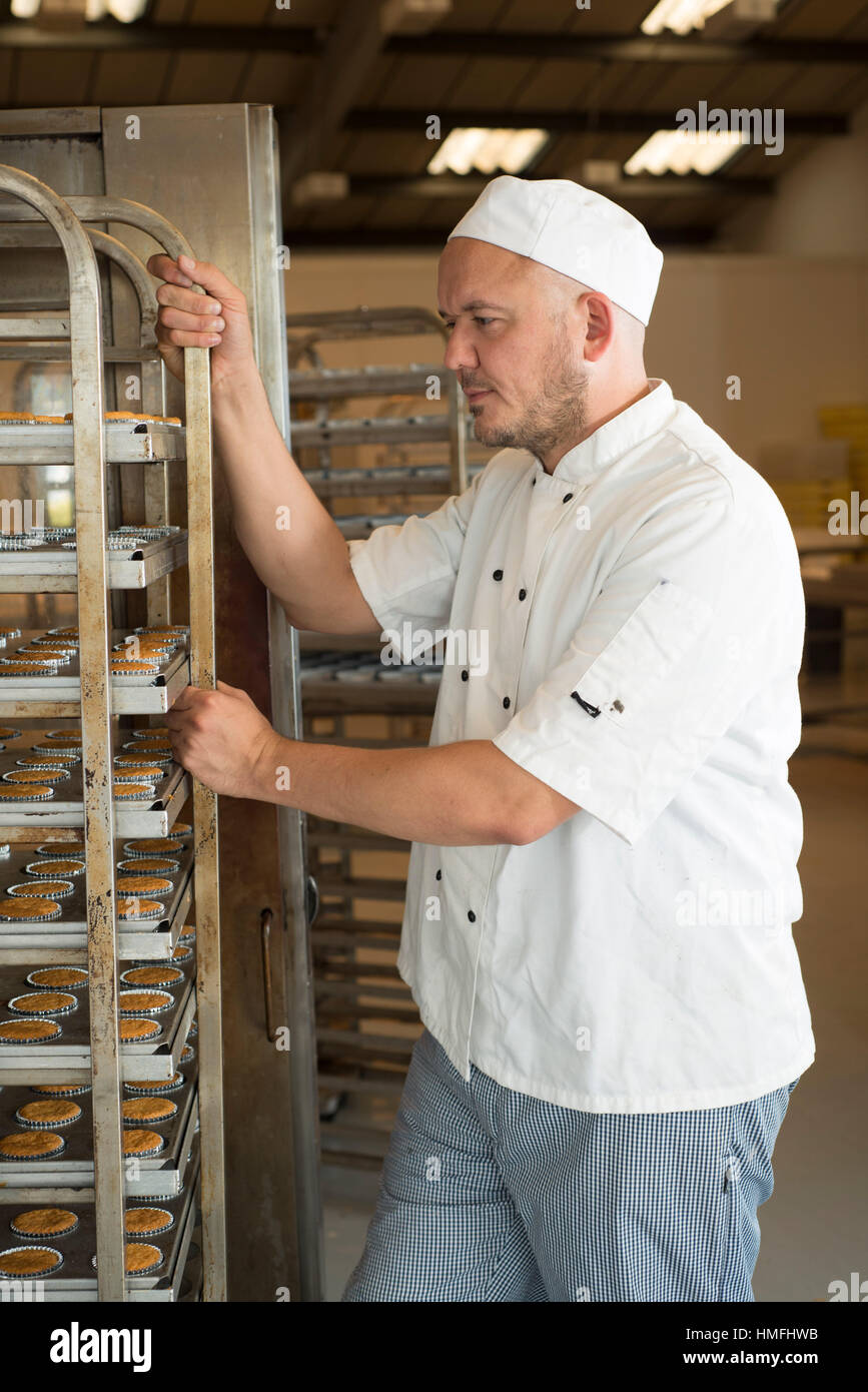 Ein professioneller Koch bereitet und Köche Laibe Brot- und Backwaren ...