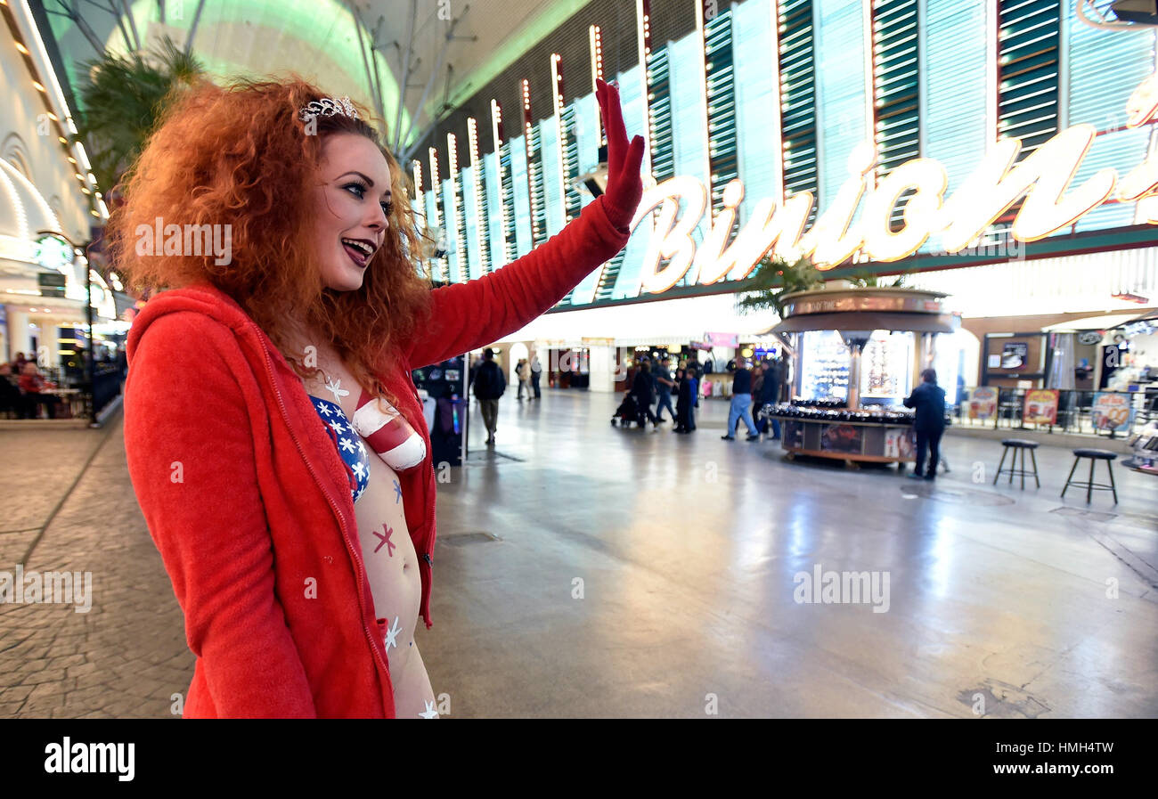 Las Vegas, Nevada, USA. 11. Januar 2016. Busker Tiffany Larson Wellen ...
