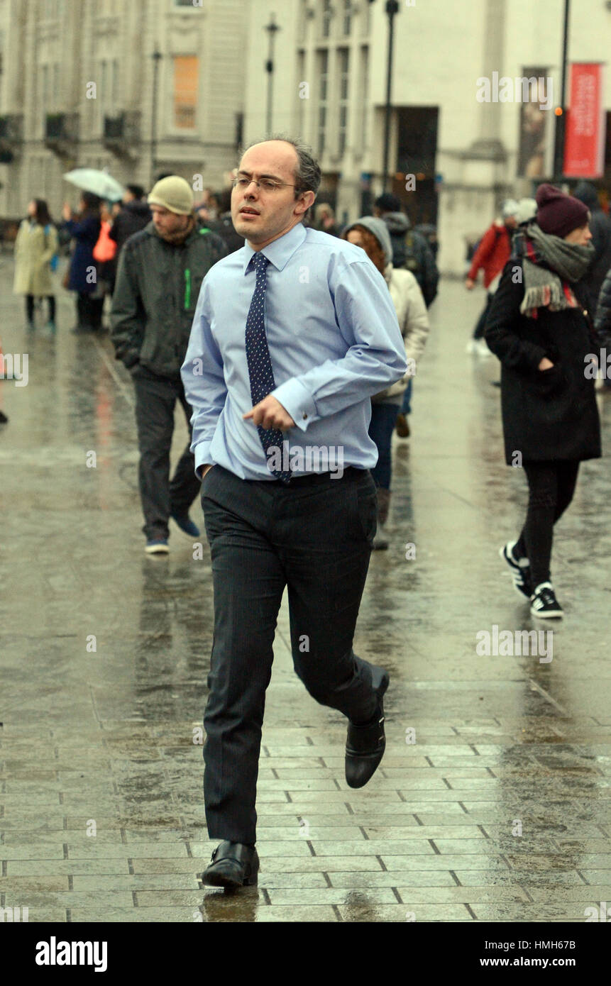 London, UK. 3. Februar 2017. Gefangen im Regen auf dem Trafalgar Square ...