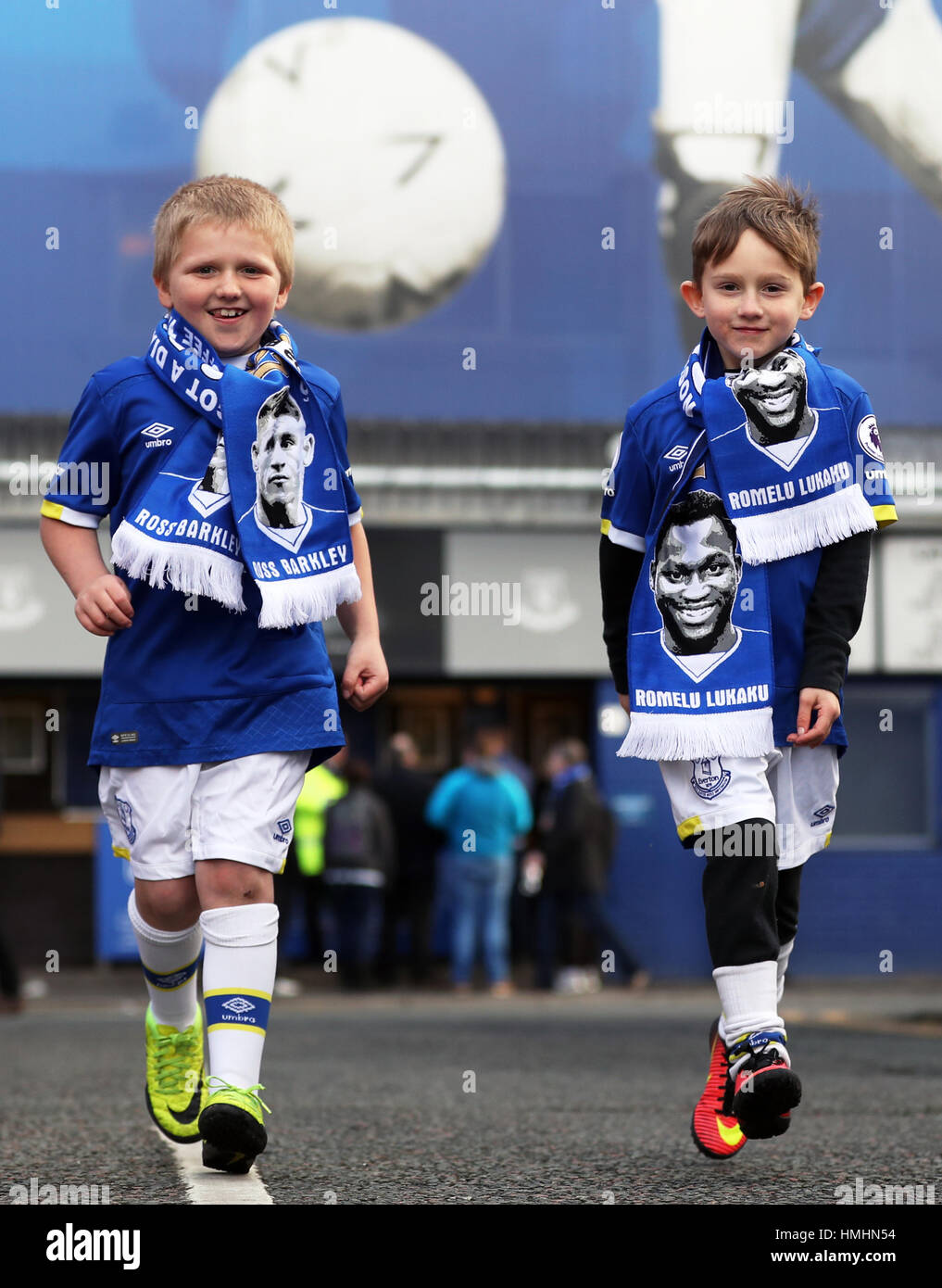 Junge Fans des FC Everton Ryan Batty (links) und Harry Beattie vor der ...