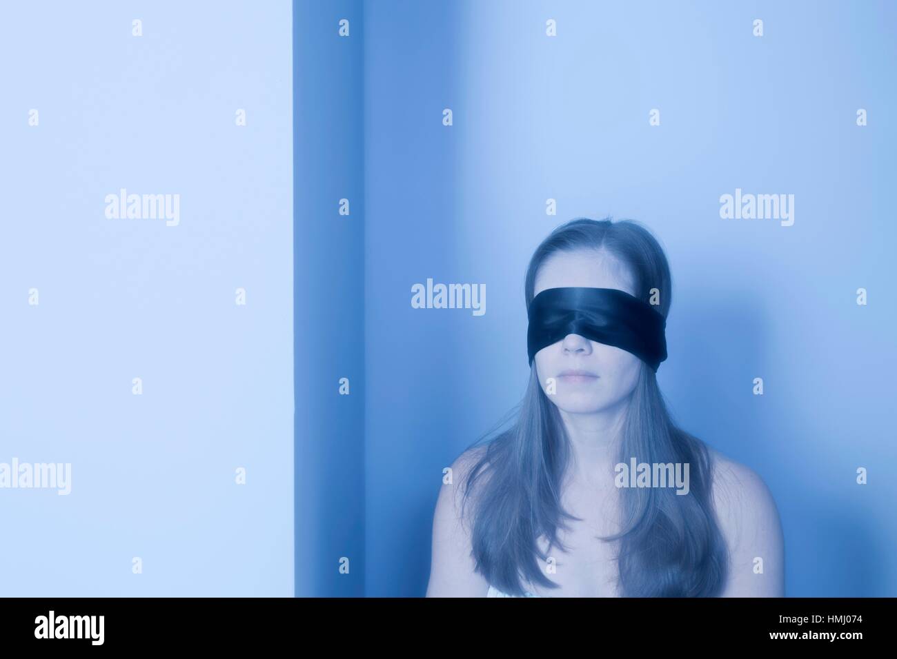 Augenbinde und allein -Fotos und -Bildmaterial in hoher Auflösung – Alamy