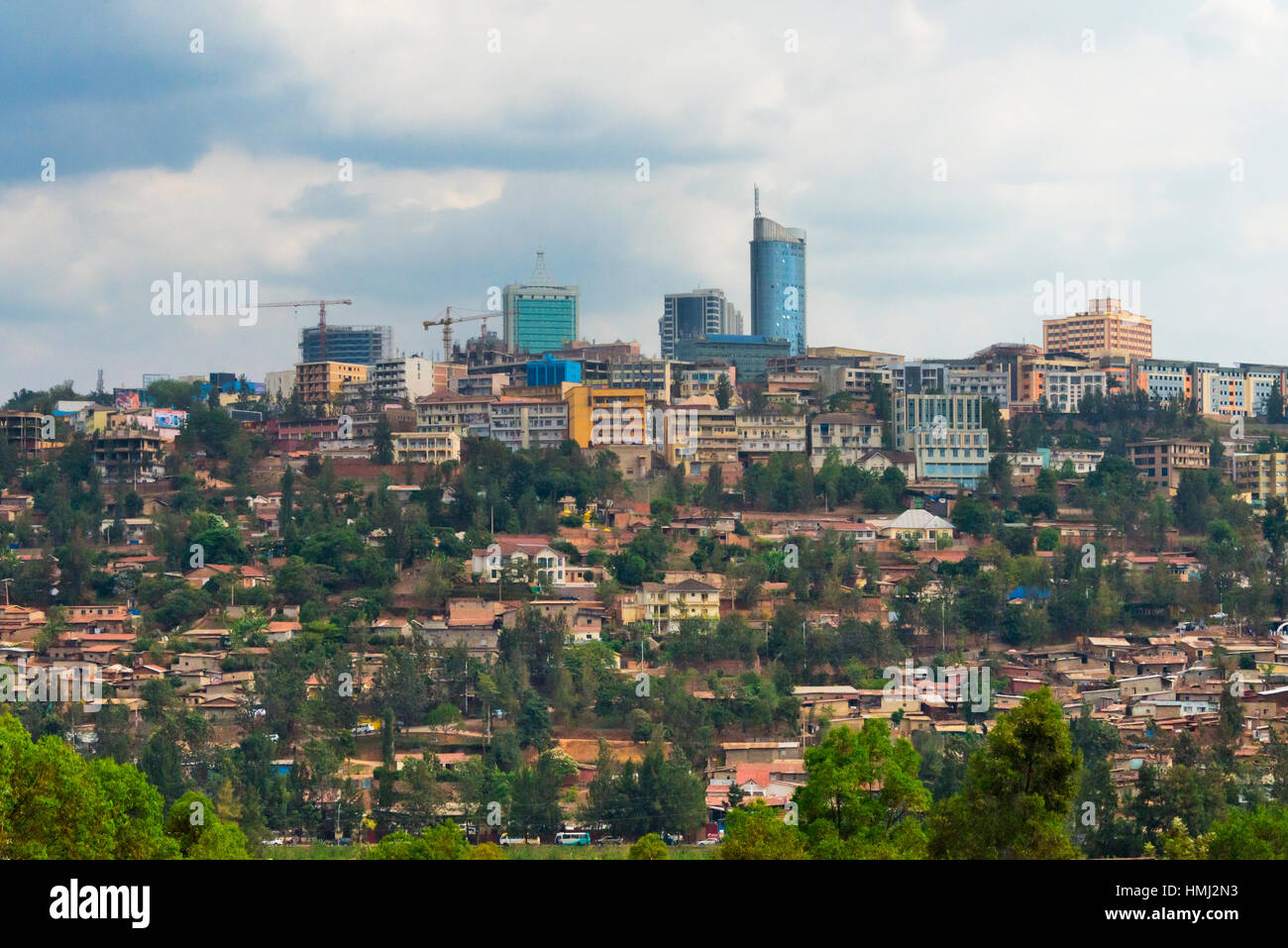Krane und hoch erhebt sich in der Innenstadt, Kigali, Ruanda ...