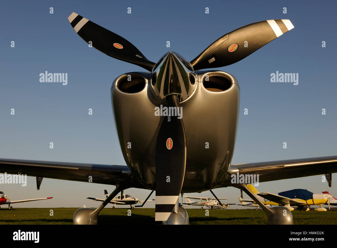 Propeller von Cirrus SR-22 mit Synergy Aviation Piper PA-28 Cherokees ...