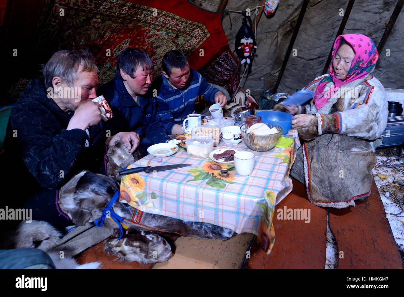 Reindeer skin tent -Fotos und -Bildmaterial in hoher Auflösung – Alamy