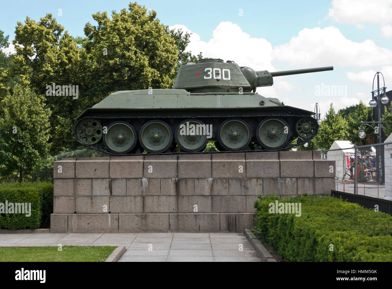 WW2 T-34 Panzer am sowjetischen Ehrenmal, Berlin, Deutschland ...