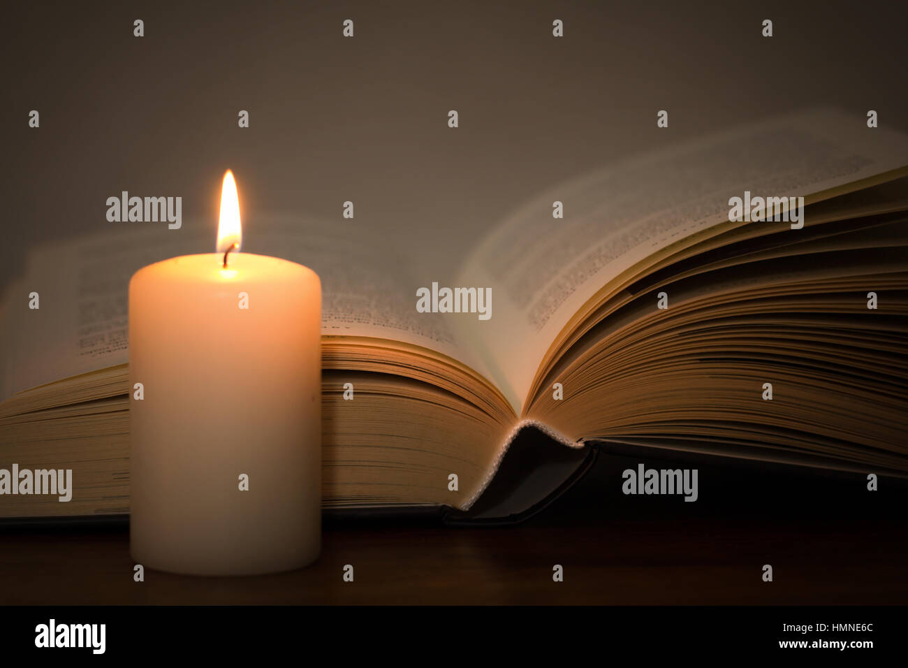 Literature book still life candle -Fotos und -Bildmaterial in hoher ...