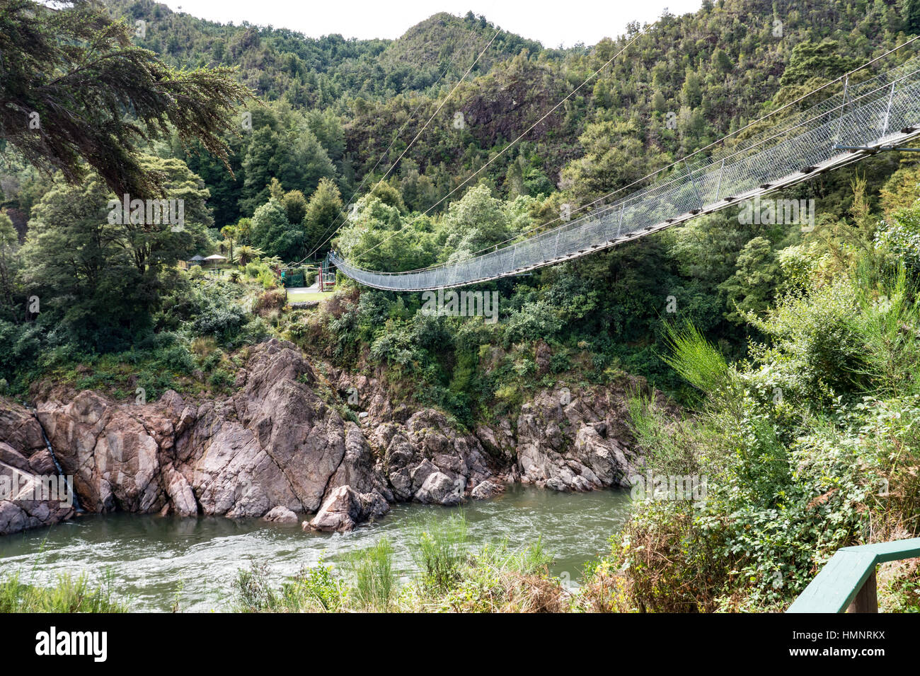 Buller gorge swing bridge -Fotos und -Bildmaterial in hoher Auflösung ...