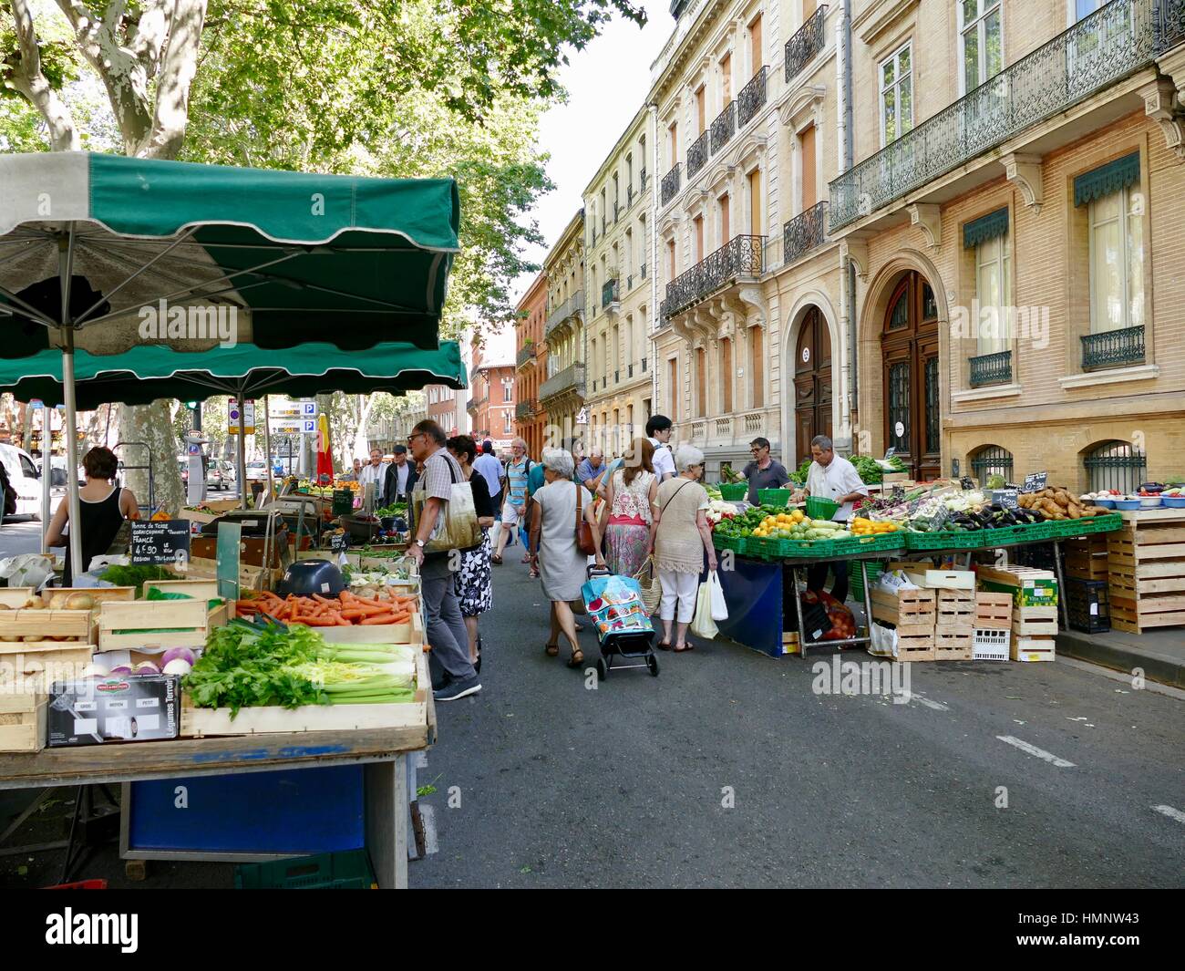 Outdoor-Markt für Gemüse, Obst und Gemüse steht, Shopper, Toulouse ... Outdoor-Markt für Gemüse, Obst und Gemüse steht, Shopper, Toulouse ...