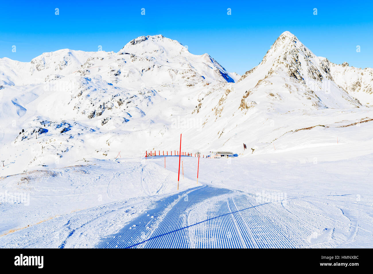 Sessellift mit skipiste und sonne im winter -Fotos und -Bildmaterial in ...