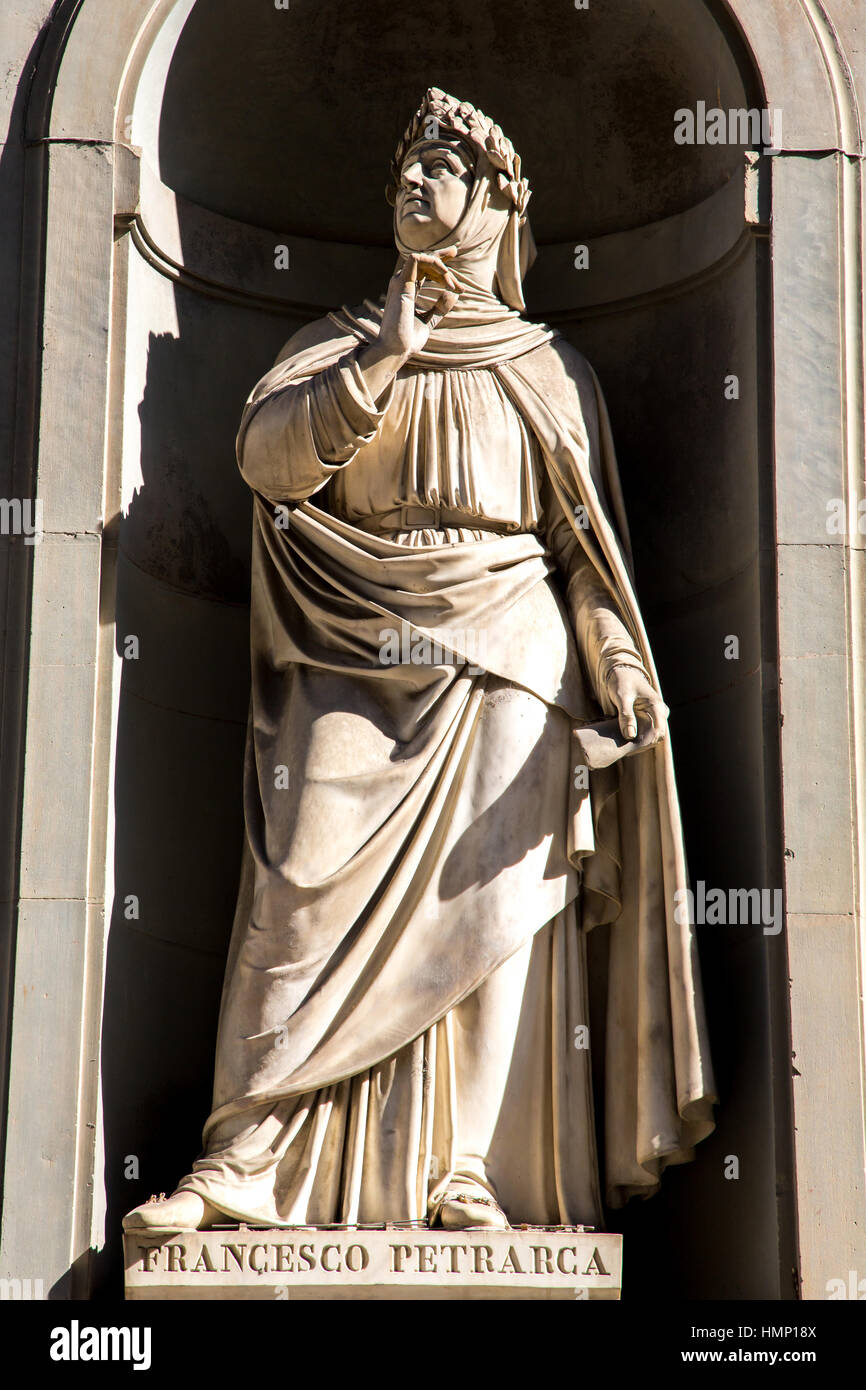 Statue von Francesco Petrarca in der Piazza degli Uffizi in Florenz ...