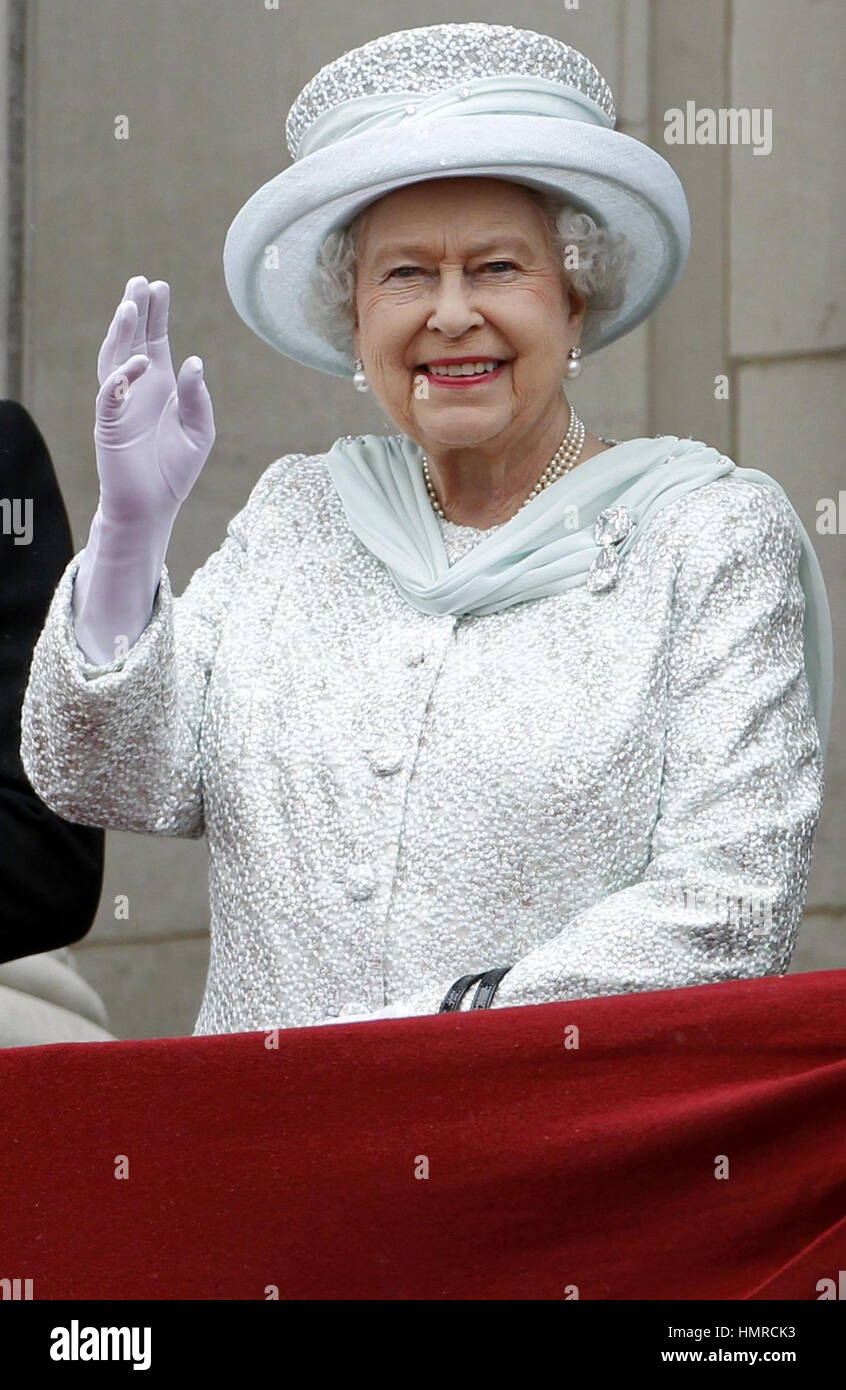 Queen Elizabeth Ii Waving Stockfotos und -bilder Kaufen - Alamy
