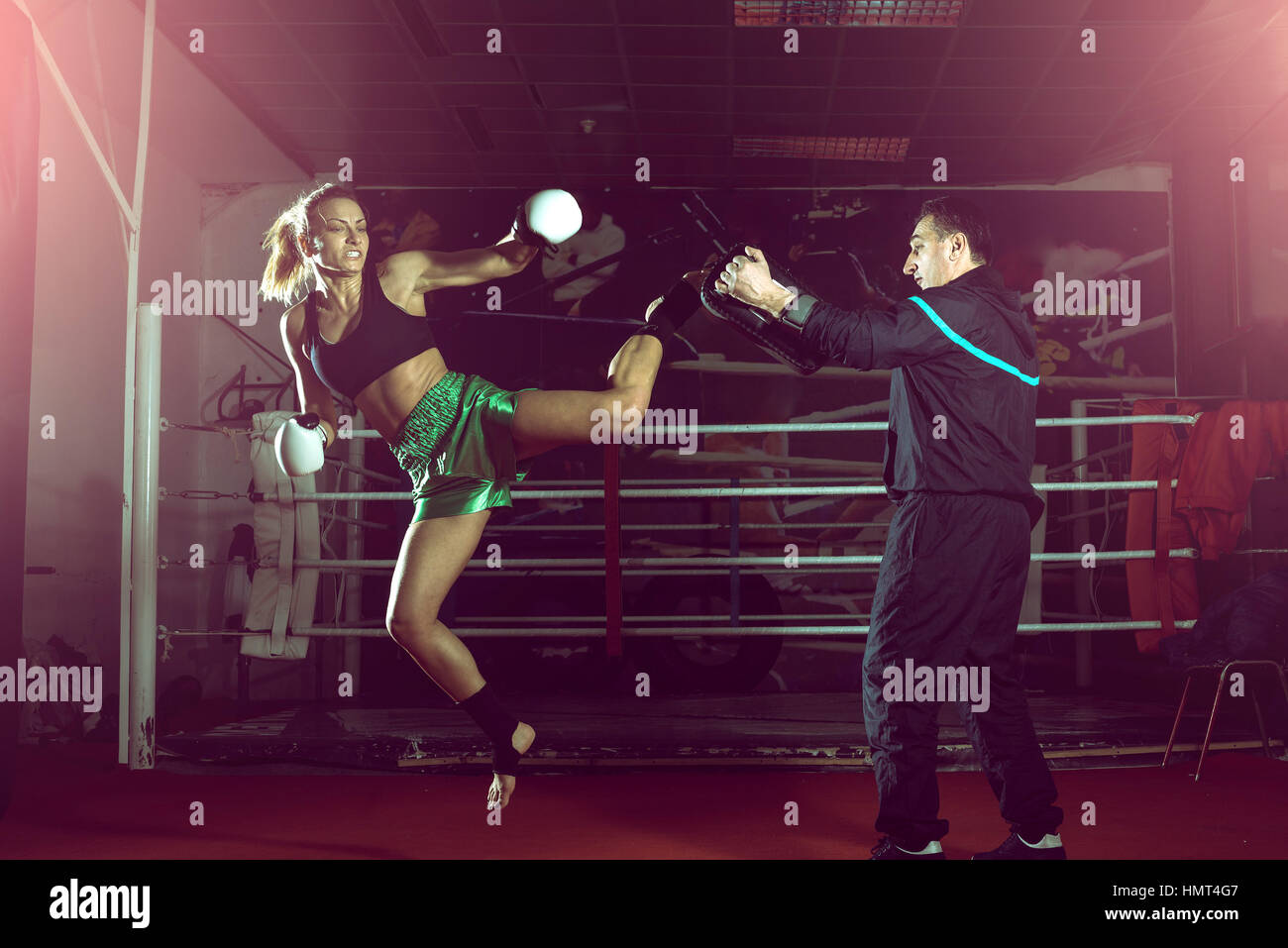 Junge Frau tun high Kicks beim Kickboxen Trainingsübung Stockfotografie ...