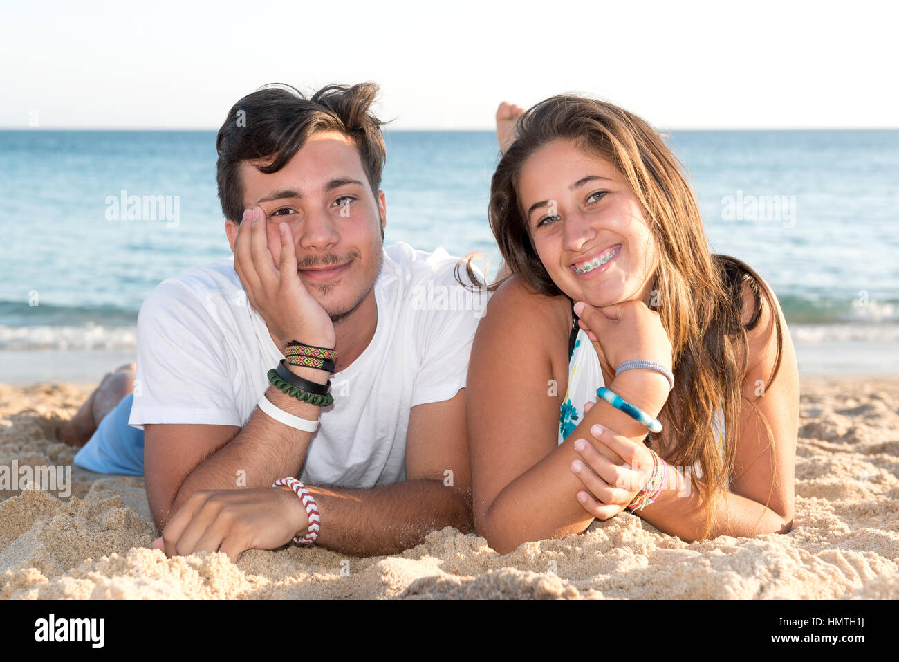 Teenager Brautpaar posiert am Strand Stockfotografie - Alamy