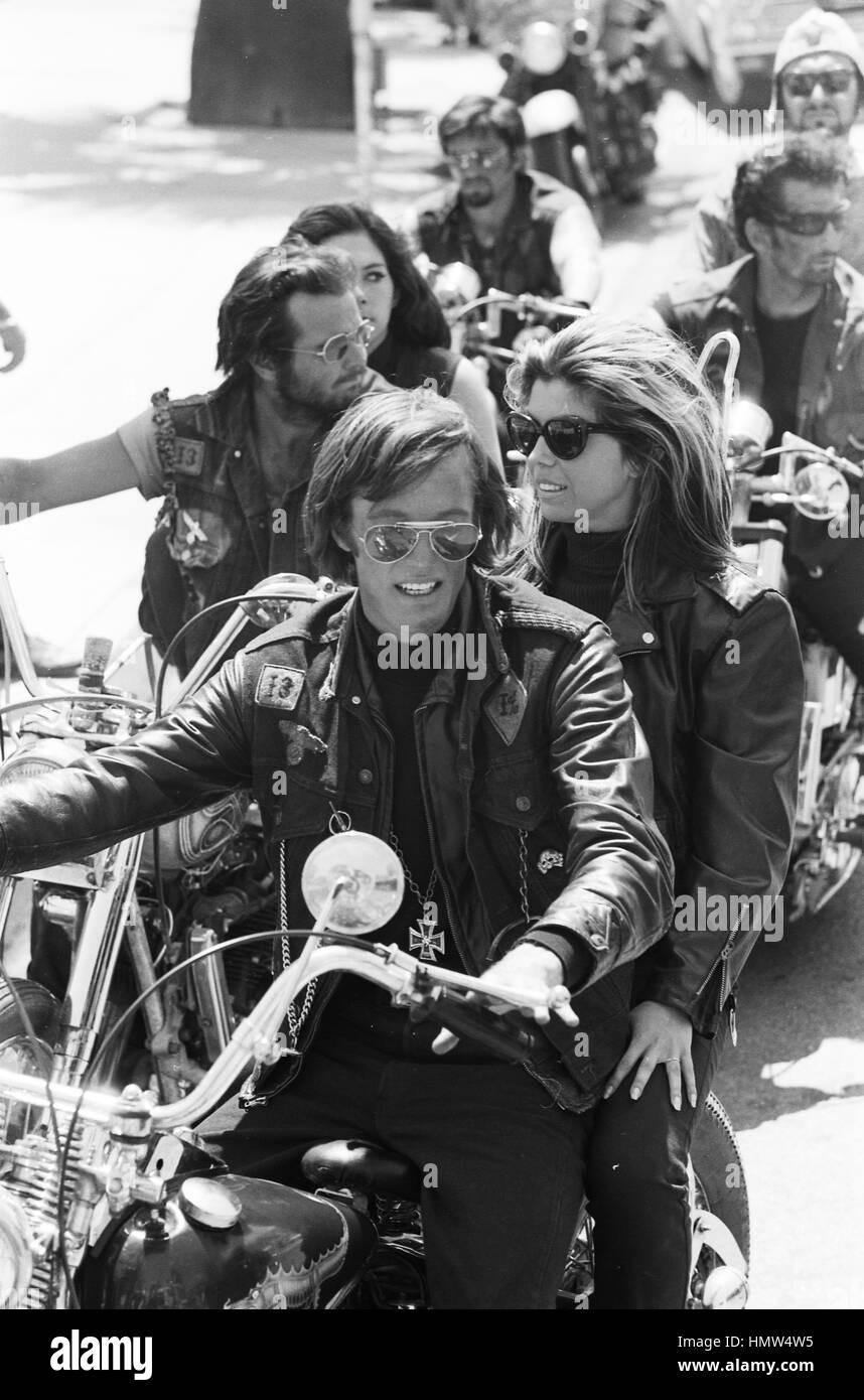 Peter Fonda und Nancy Sinatra am Set von 1966 Roger Corman Film, "The ...