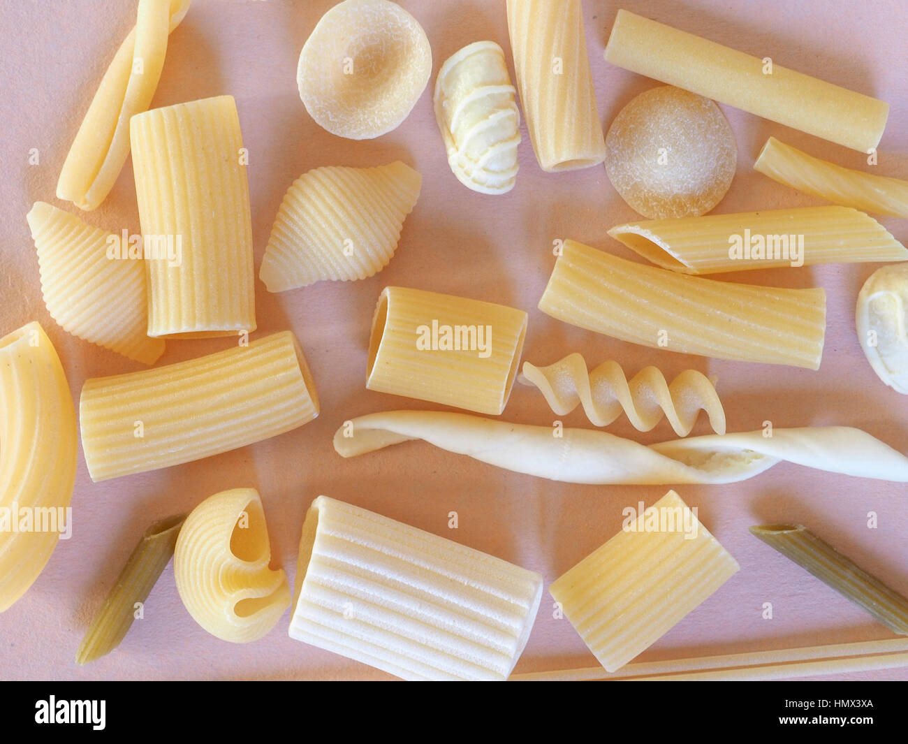 Viele verschiedene Arten von italienischer Pasta Penne Makkaroni ...