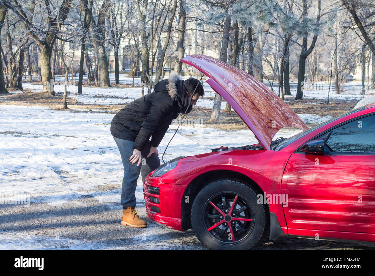 Menschen in Schwierigkeiten mit seinem kaputten Auto. Er ist besorgt ...