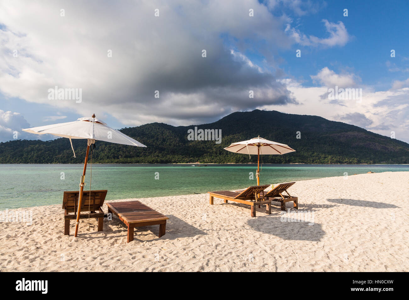 Idyllischen weißen Sandstrand mit Liegestühlen und Sonnenschirm in Koh ...