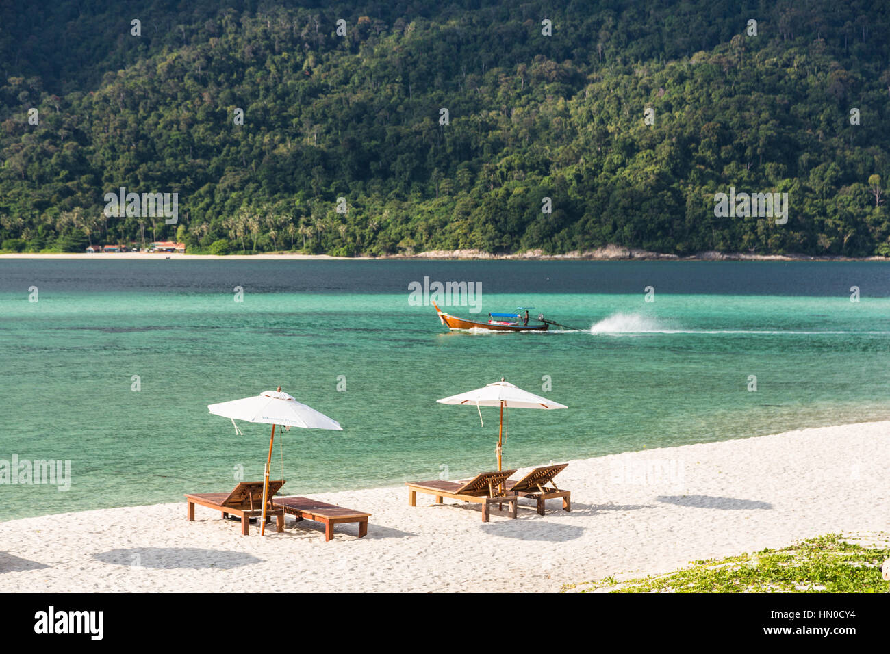 Idyllischen weißen Sandstrand mit Liegestühlen und Sonnenschirm in Koh ...